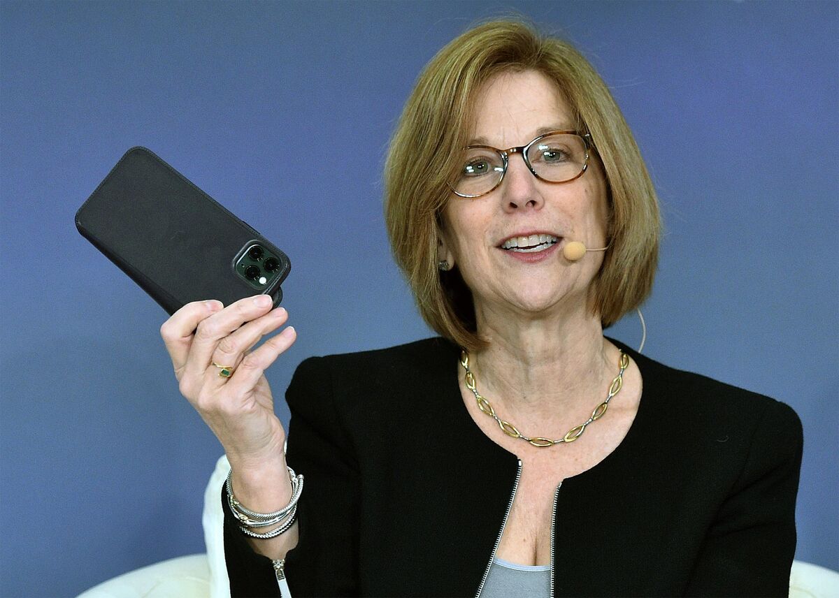Apple Privacy Executive Defends Encryption After FBI Request - Bloomberg