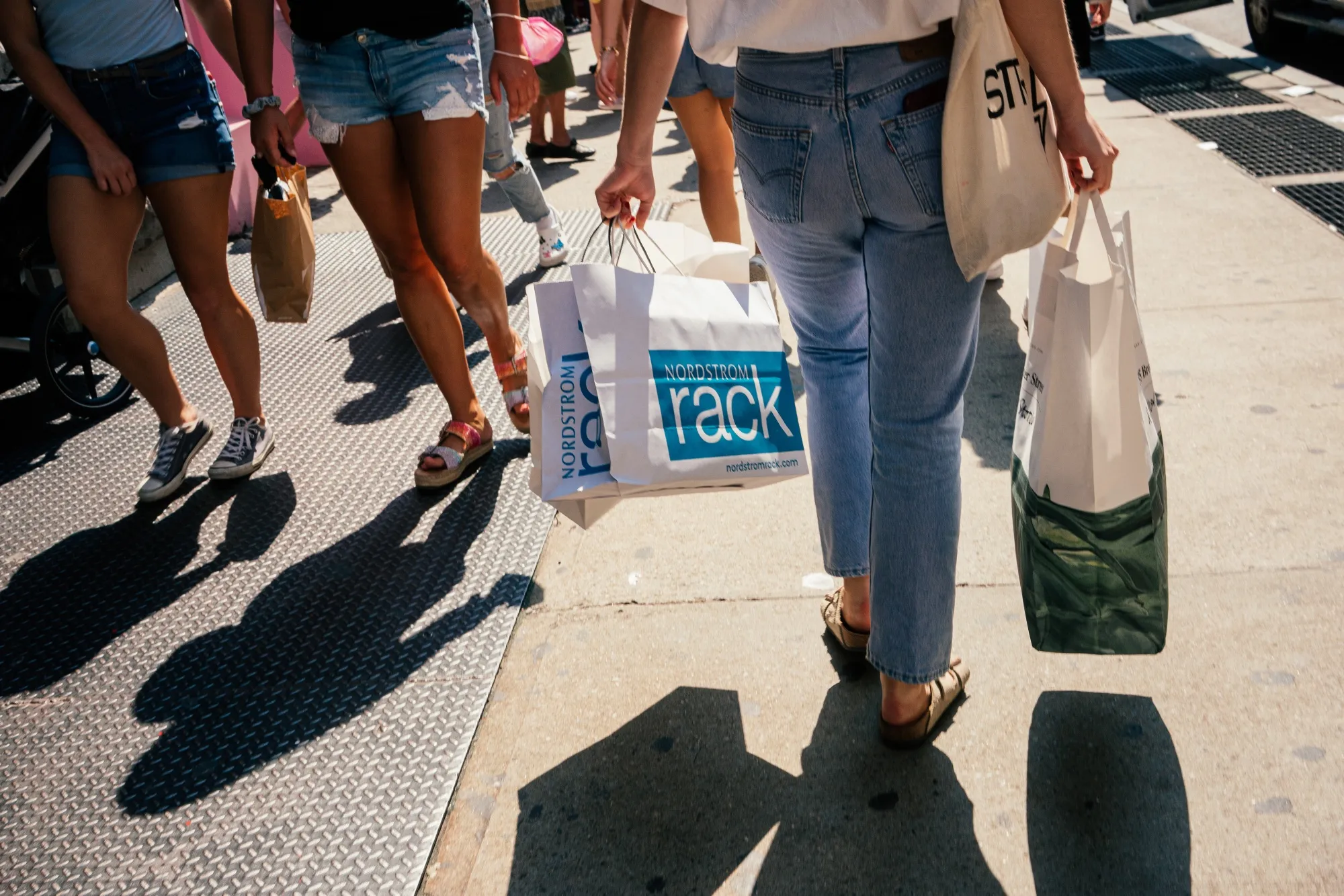 U.S. Consumer Sentiment Rises Slightly, Remains Depressed - Bloomberg