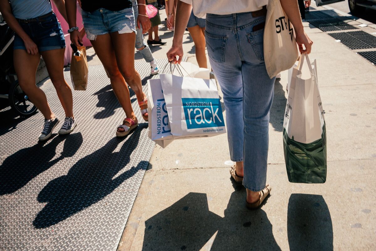 U.S. Consumer Sentiment Rises Slightly, Remains Depressed - Bloomberg