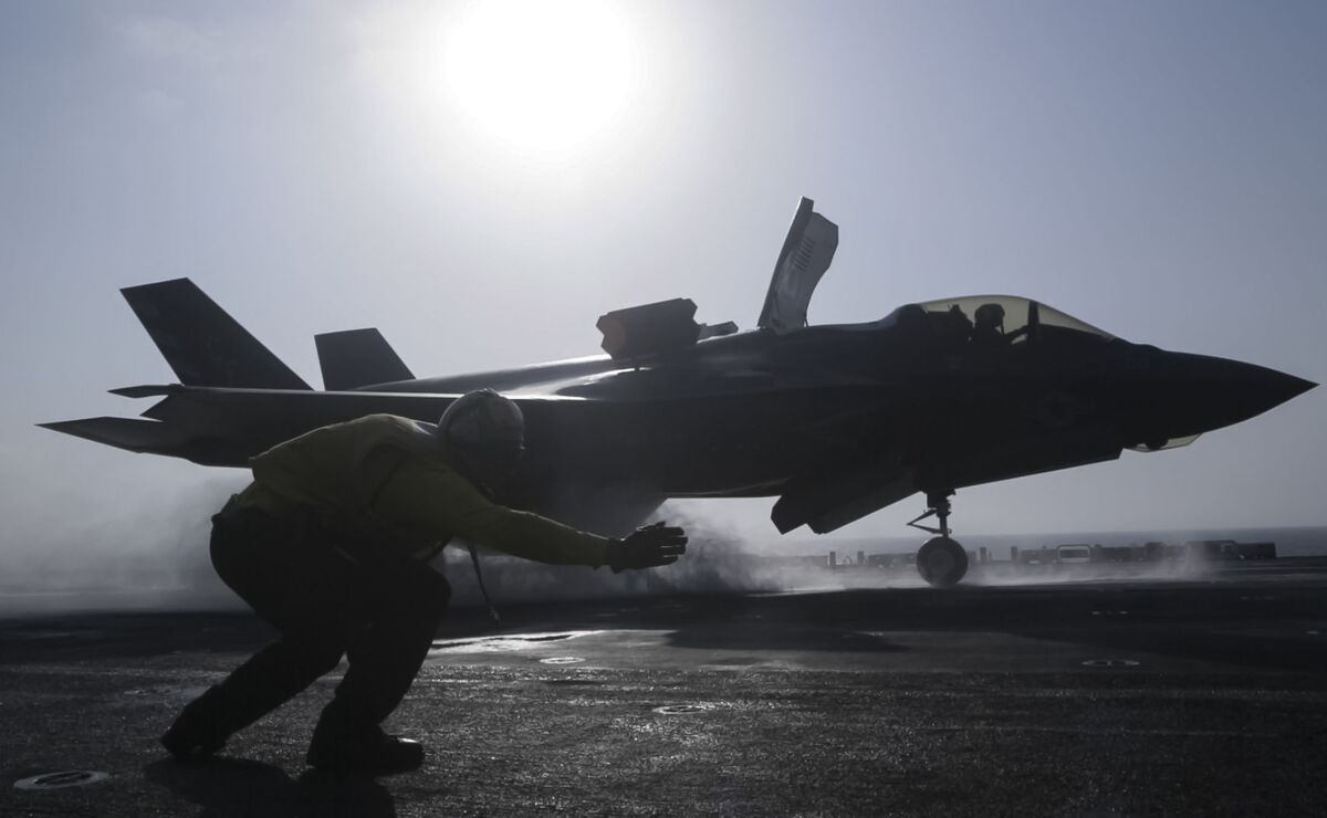 Lockheed's Troubled F-35 Grounded by Pentagon After First Crash - Bloomberg