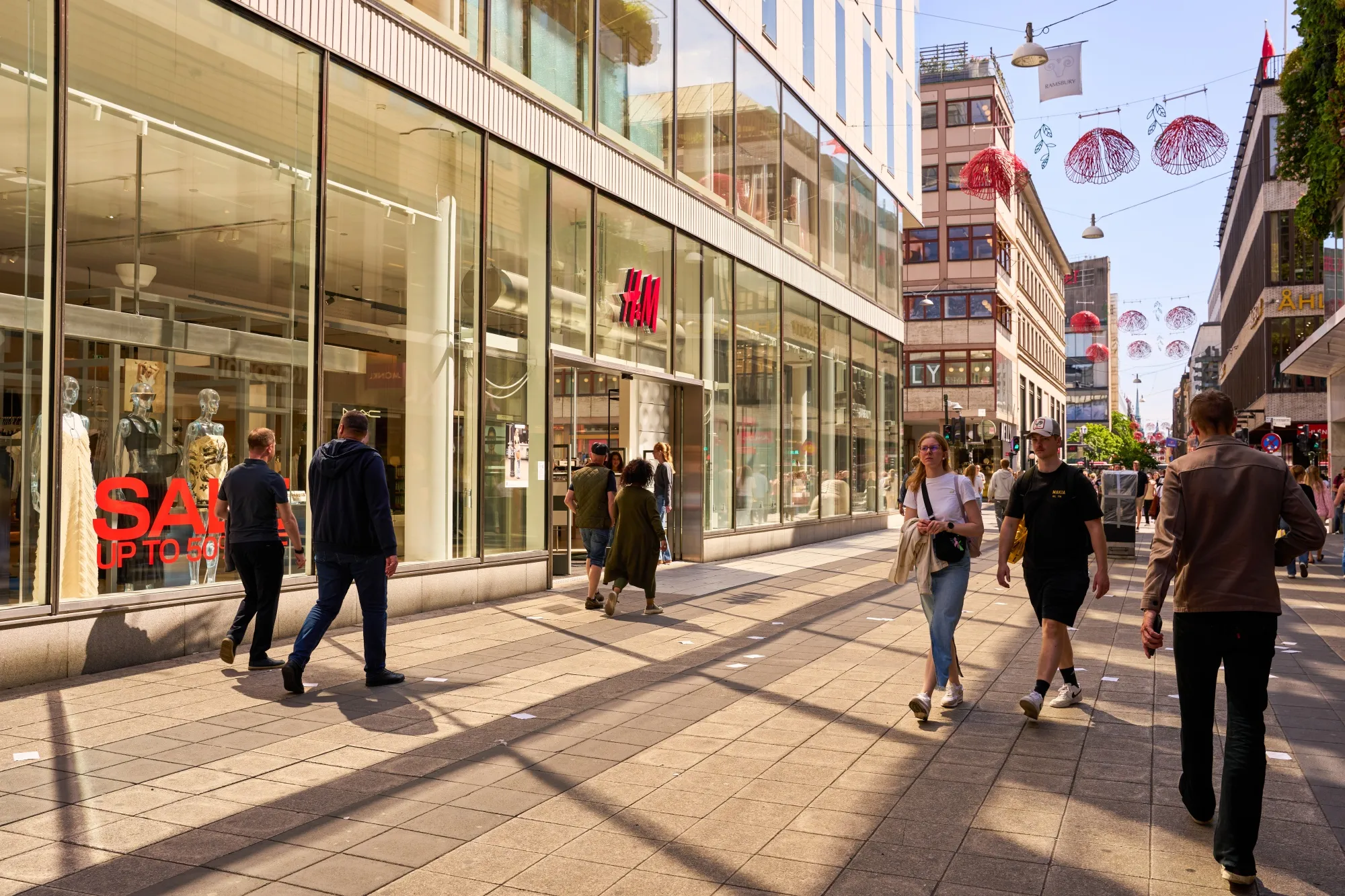 Swedish Retail Sales Drop Pressures Riksbank to Cut Again - Bloomberg