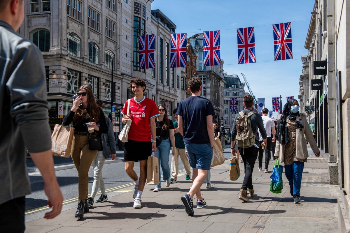 UK Consumer Confidence Falls to Lowest Since 1970s as Cost of Living ...