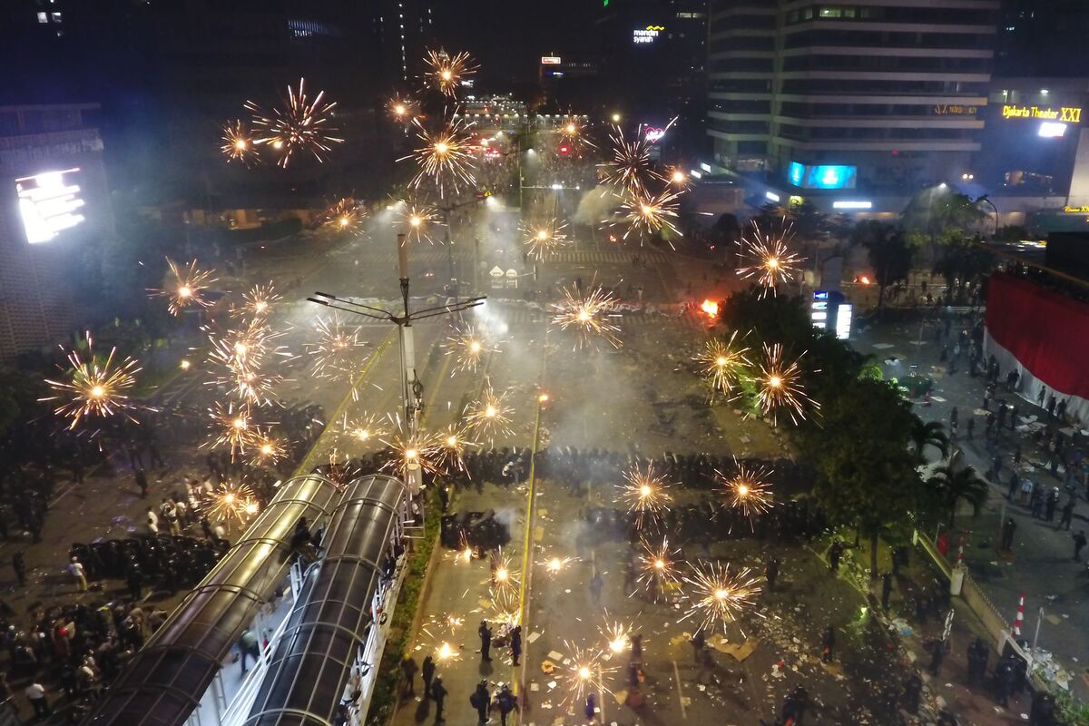 Indonesia Riots After Election See Six Dead, Hundreds Injured - Bloomberg