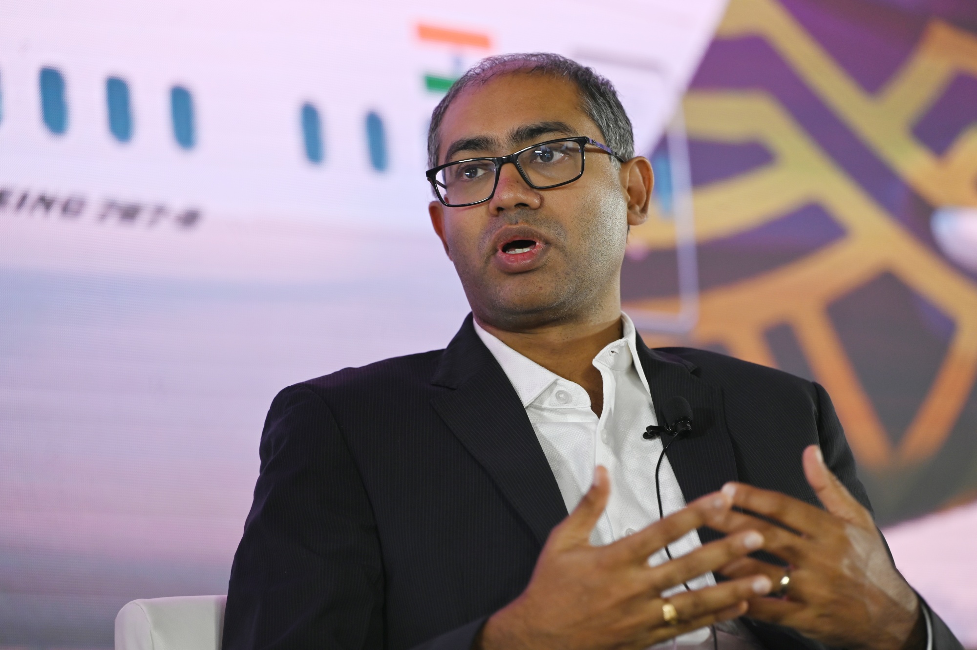 Vistara CEO Allays Pilots’ Fears on Pay Cuts Amid Flight Delays - Bloomberg