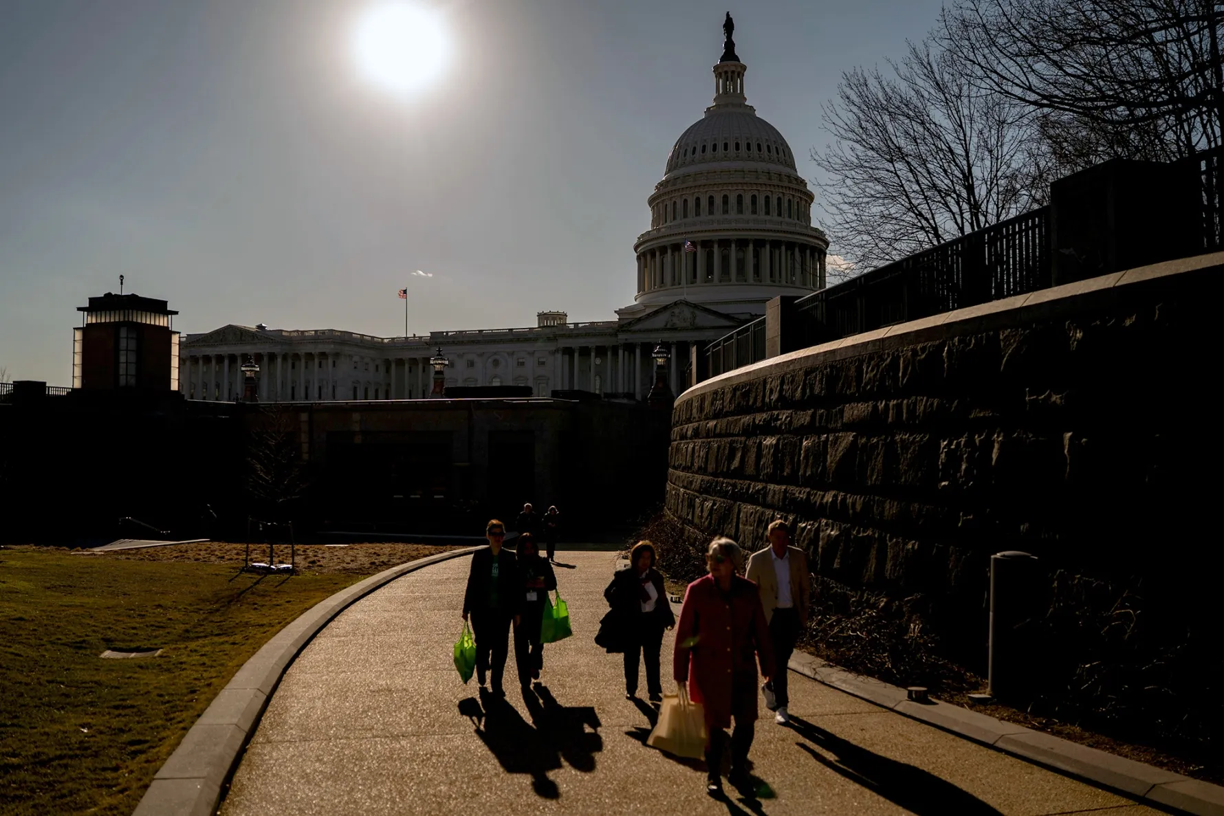 Federal Worker Layoffs Climb Toward 250,000 as Deadline Looms - Bloomberg