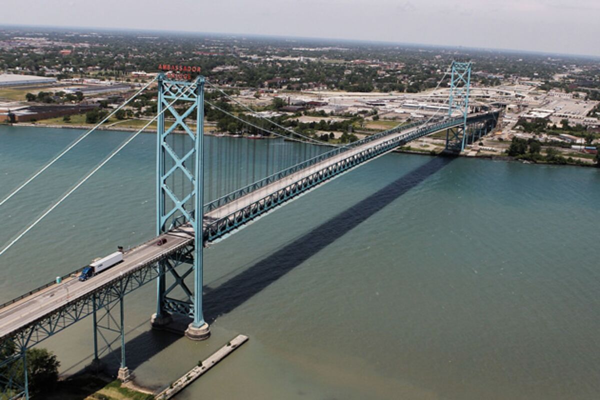 A Double Crossing From Canada To Detroit Bloomberg a-double-crossing-from-canada-to-detroit-bloomberg