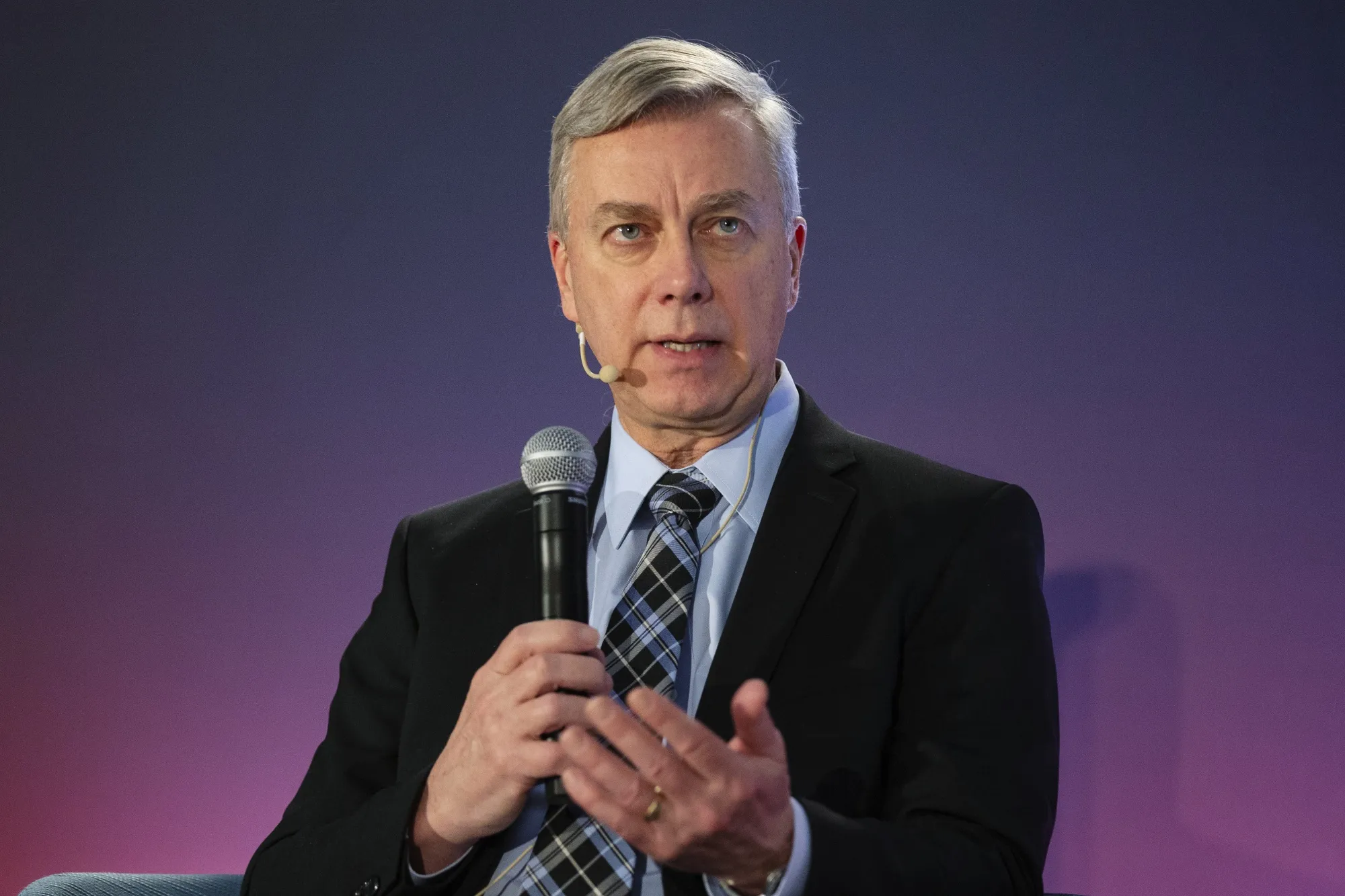 Canadian National Railway CEO to Retire Amid Pressure From TCI - Bloomberg