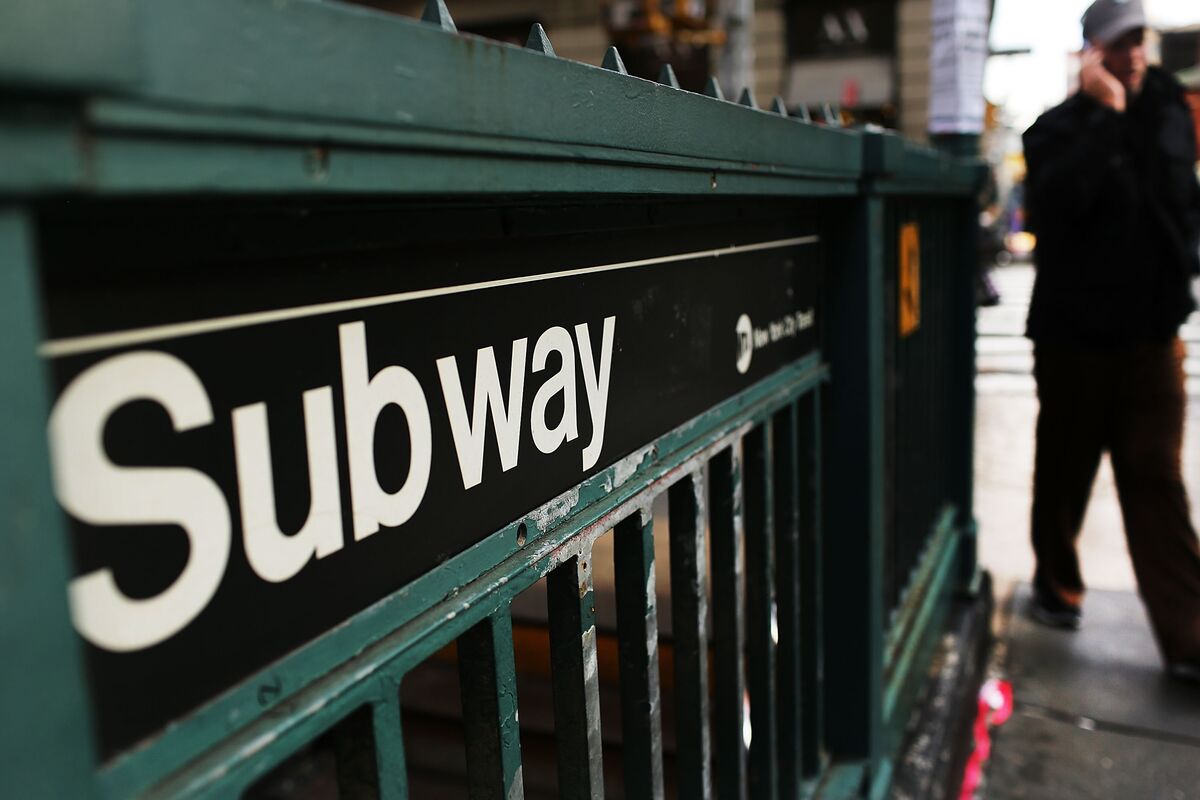 NYC Subway Train Derails Along F Route in Brooklyn, MTA Says - Bloomberg