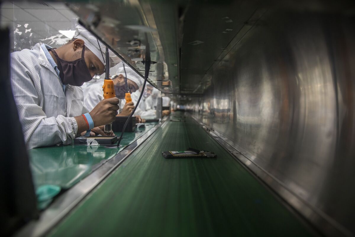 India Eyes $550 Million Incentives to Draw Apple, Tablet Makers - Bloomberg