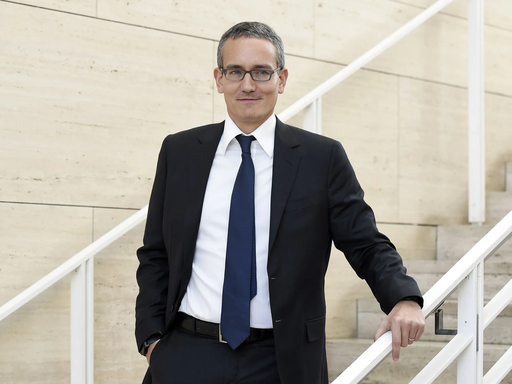 KPN CEO Leaving Dutch Carrier to Run Comcast's Sky Italia - Bloomberg