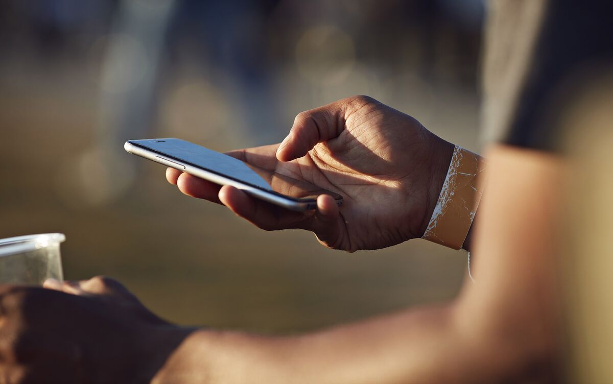 Charter Offering Free Mobile Phone Lines in Battle for Customers (CHTR ...