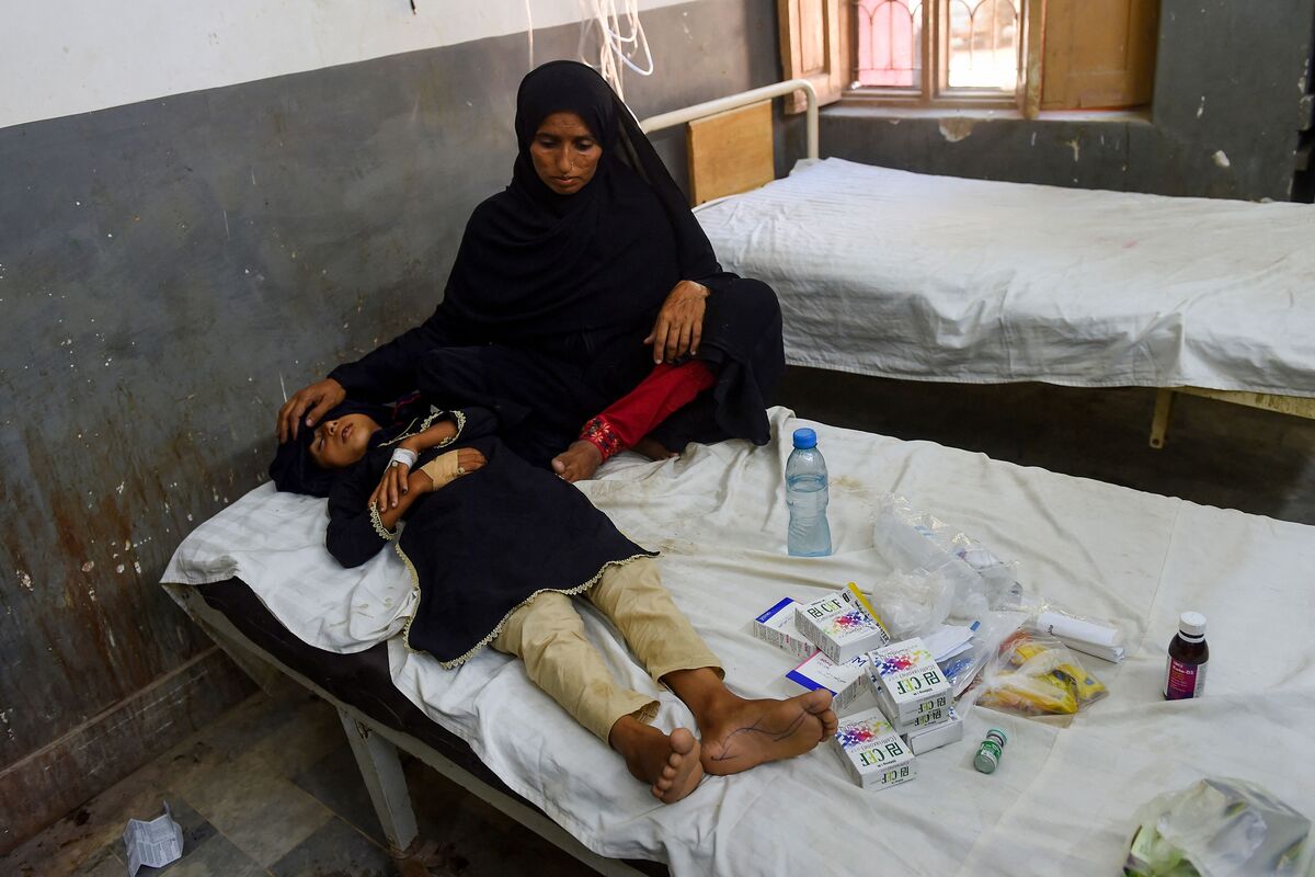 Pakistan Facing Health Emergency as Climate Change Cause Floods - Bloomberg