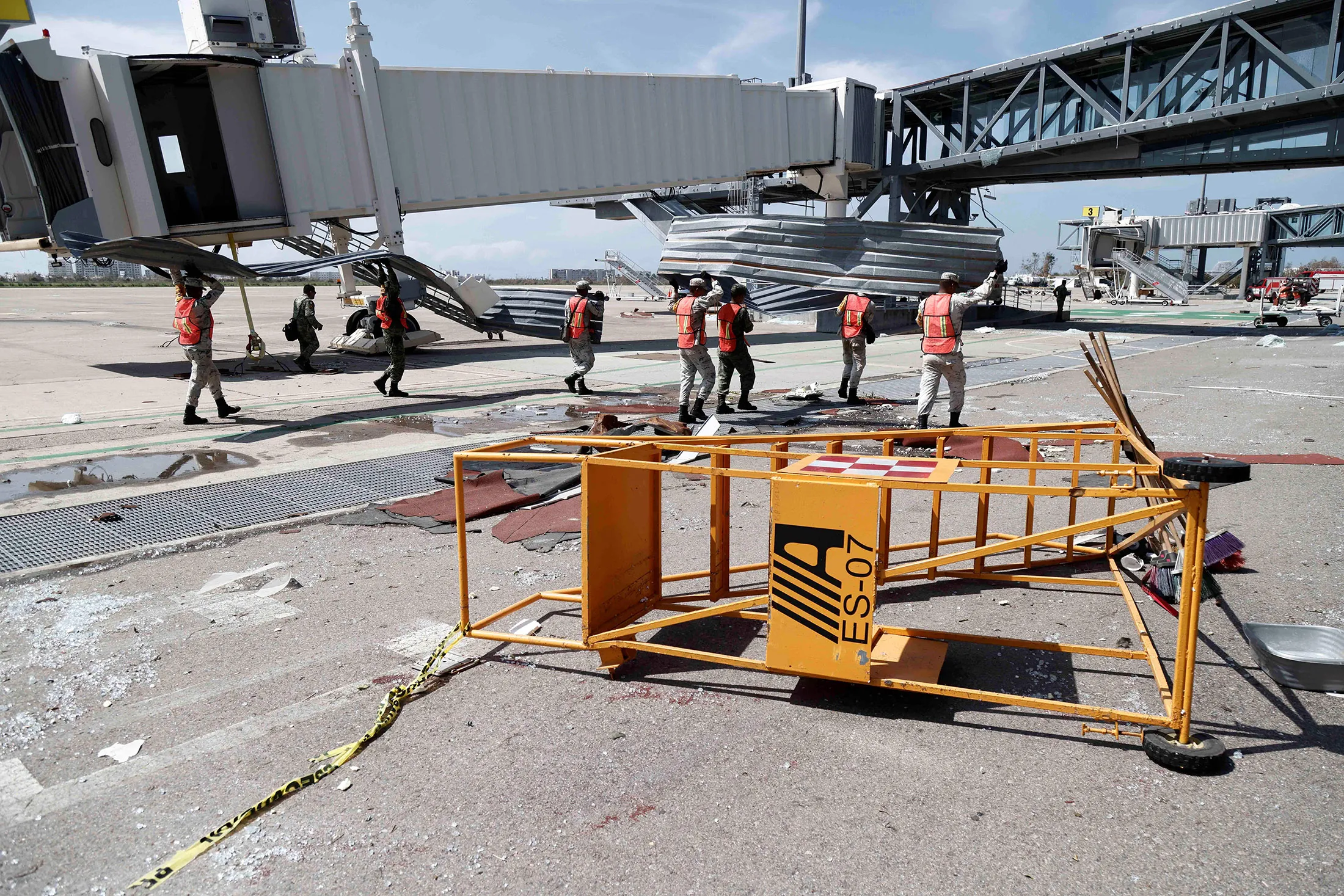 Acapulco Airport Reopens for Aid, Escape Flights After Otis - Bloomberg