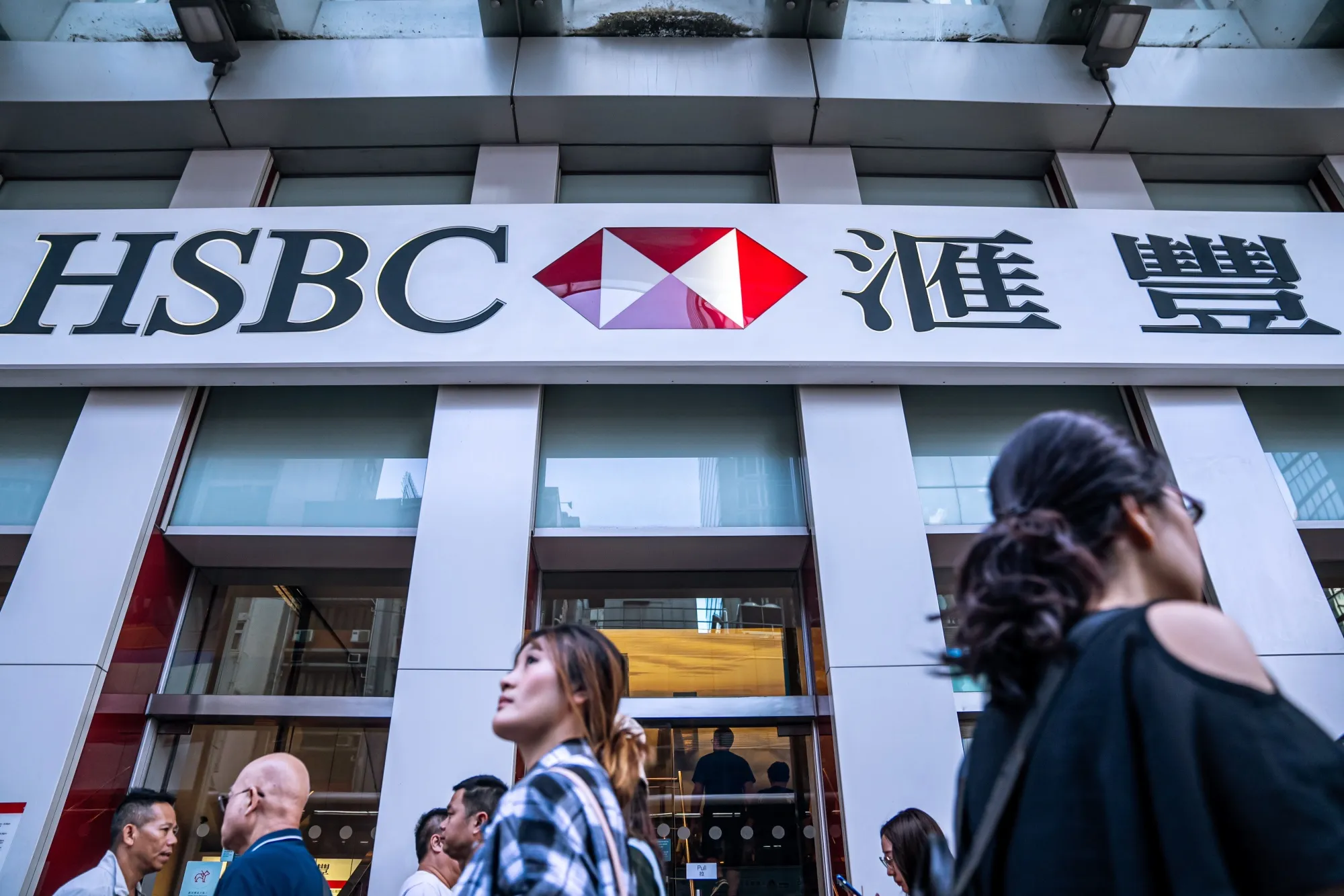 HSBC, Standard Chartered Tested by Geopolitical Woes as Valuations ...