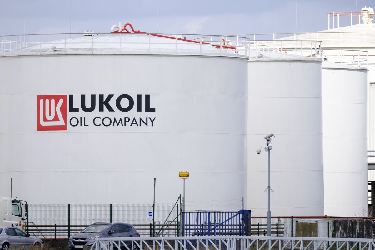 Lukoil Mulls Trading Split, Refinery Sale to Keep Oil Flows - Bloomberg