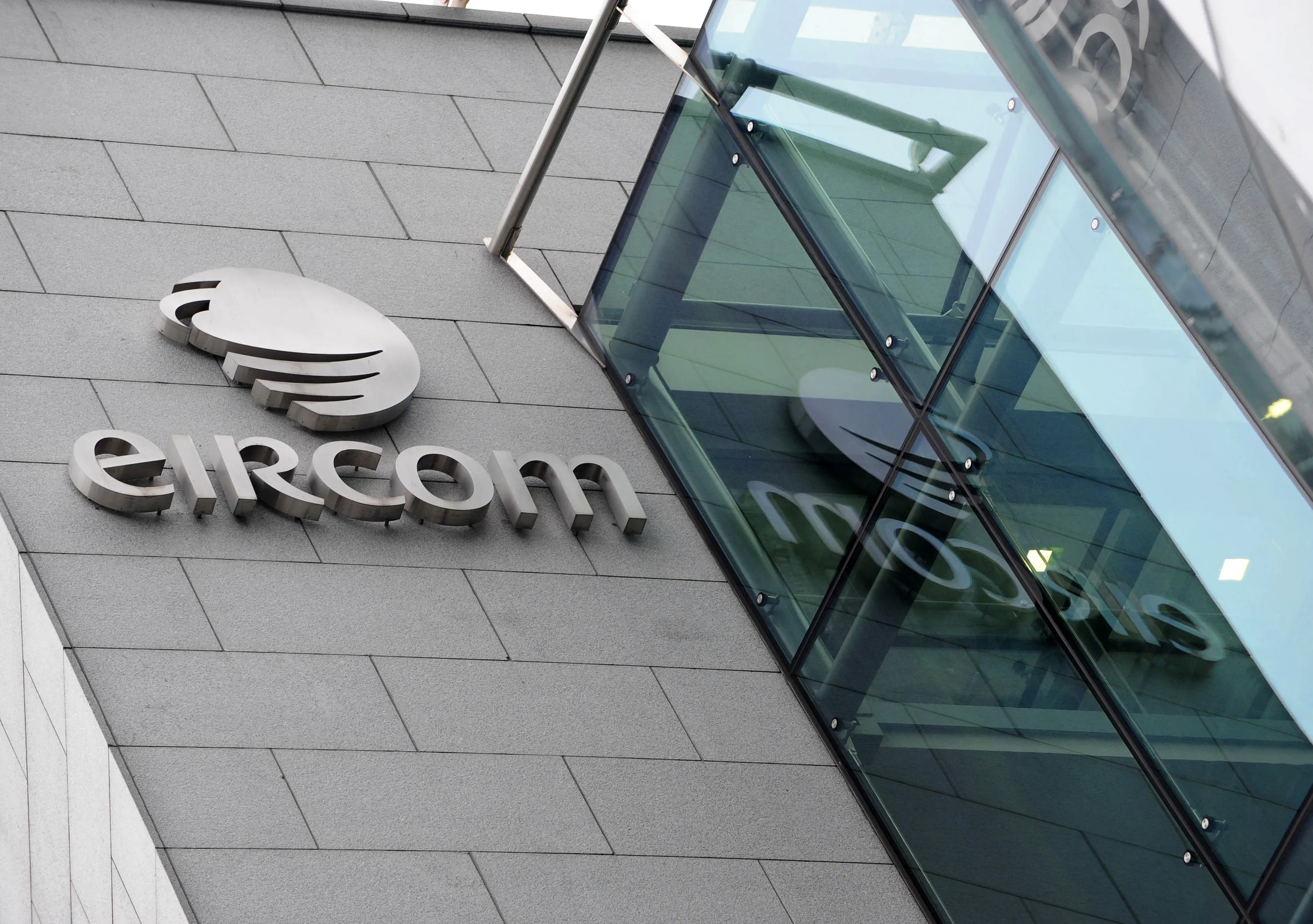 Largest Irish Retailer Said to Plan Mobile Services With Eircom - Bloomberg