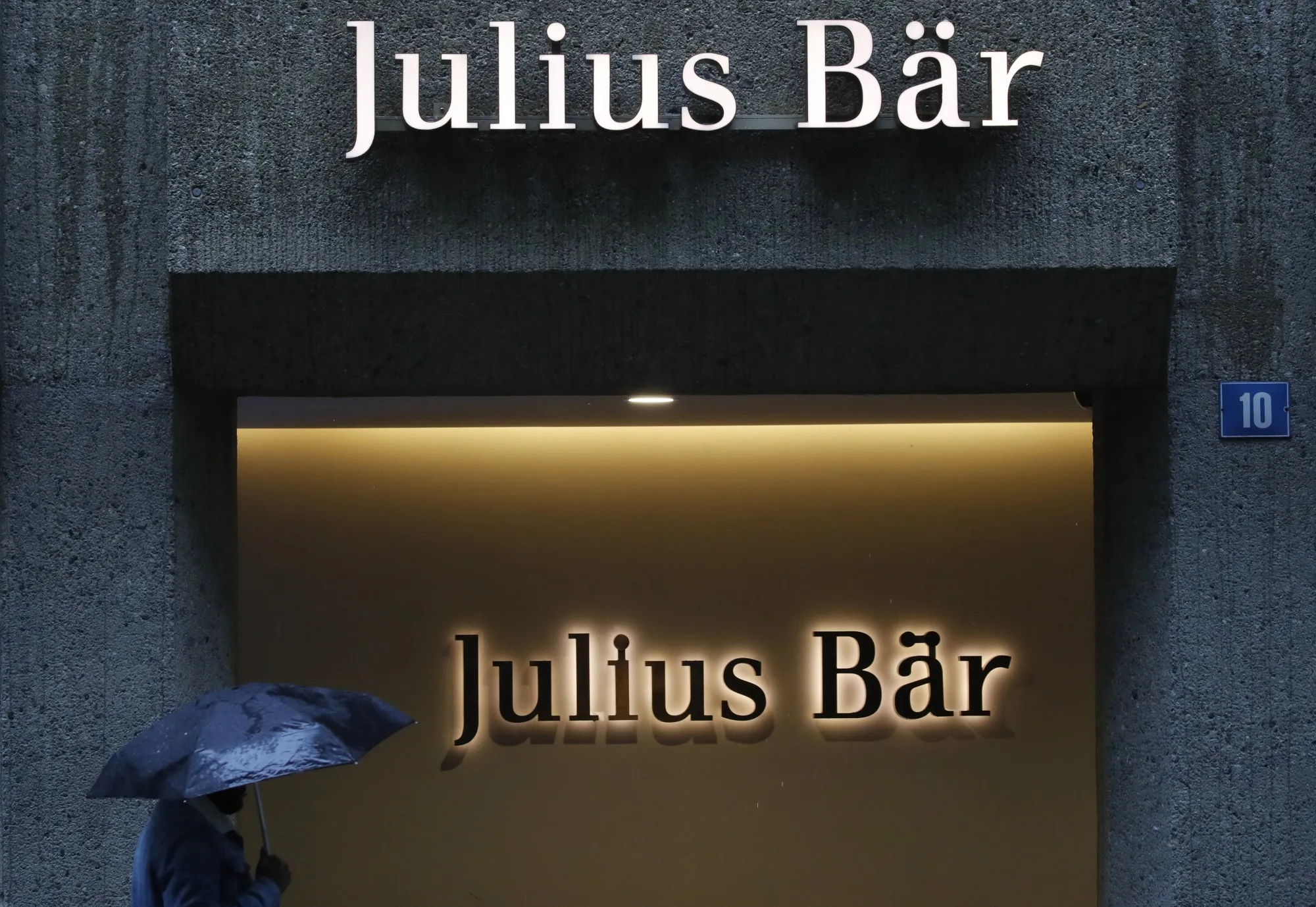 Julius Baer Downgrade, Billion-Euro Claim Show Signa Contagion - Bloomberg