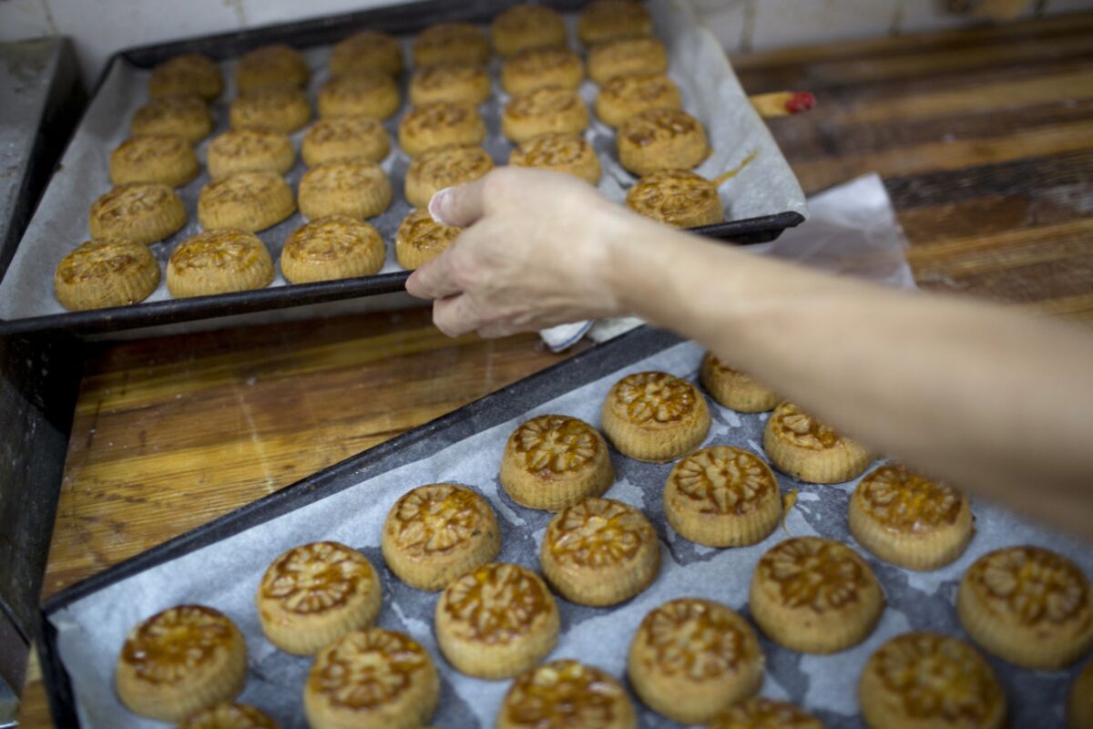 Bringing Moon Cakes to Taiwan? Best Check If They Contain Pork - Bloomberg