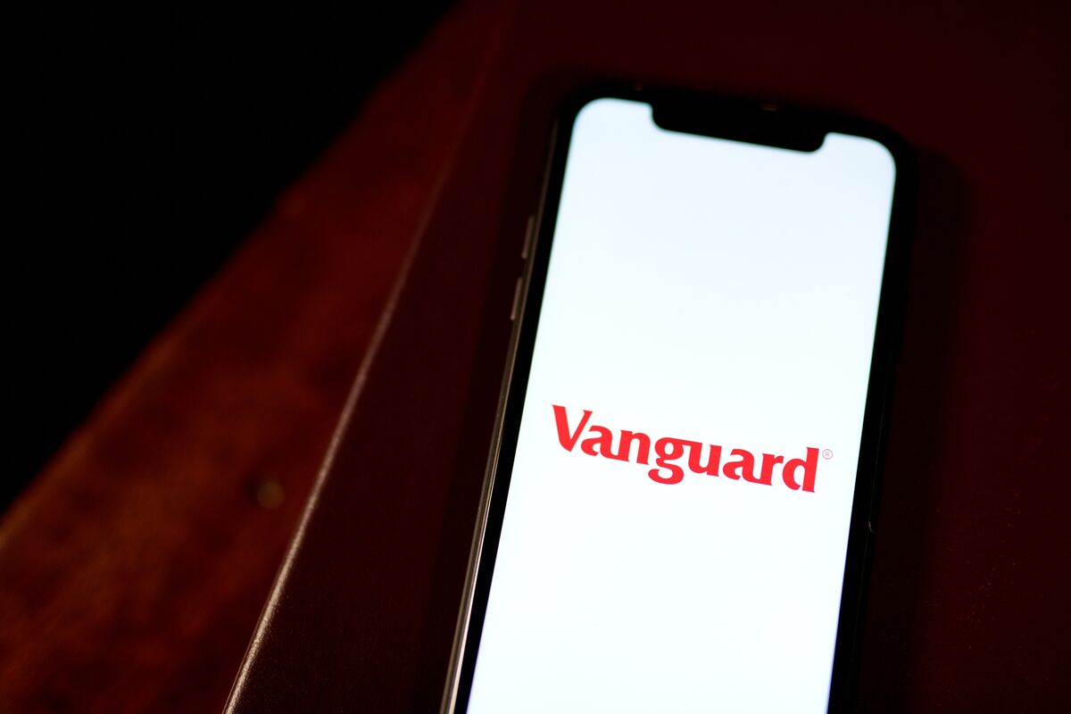 Vanguard Weighs Allowing Trading of Crypto ETFs - Bloomberg