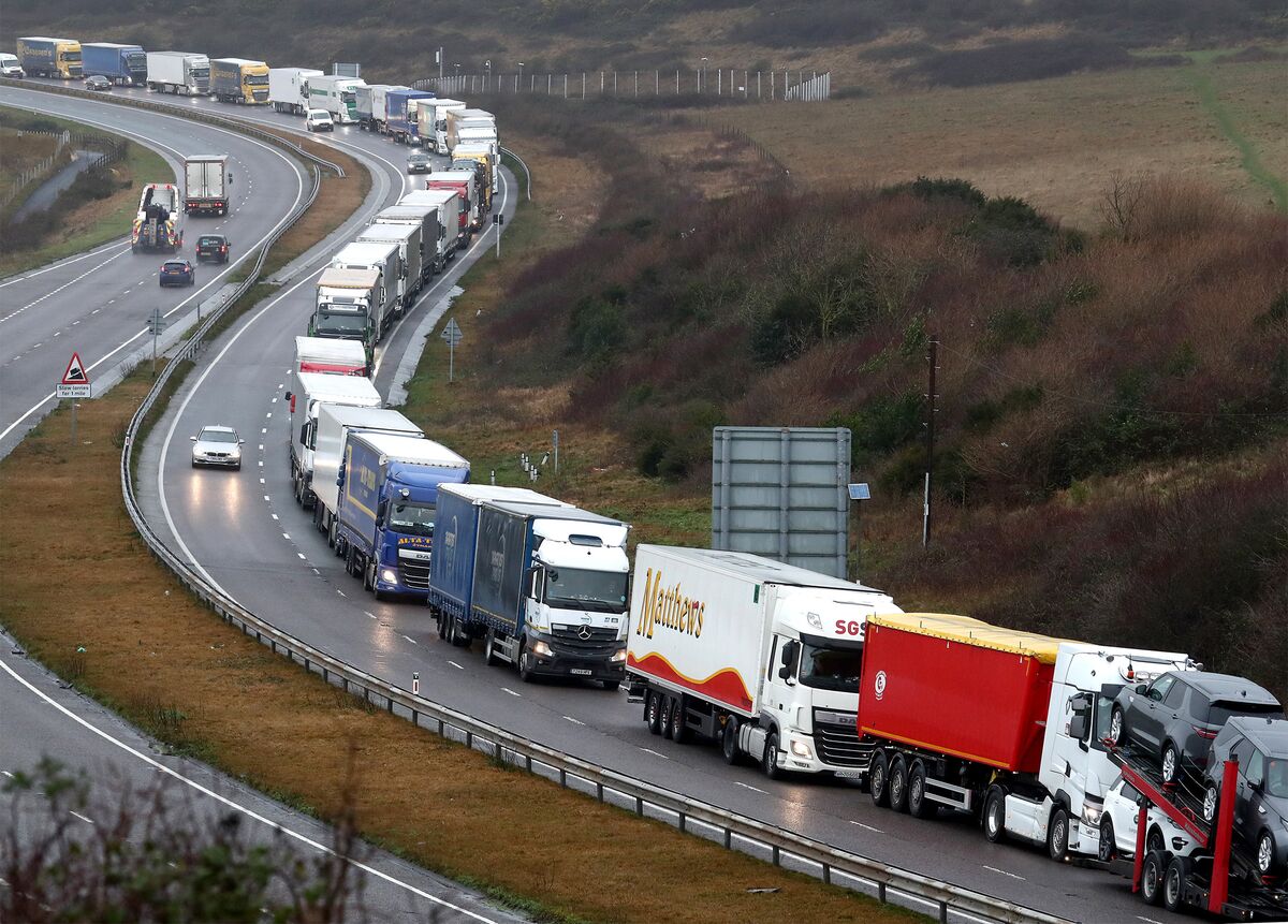 U.K. Warns of 7,000-Truck Line in Worst-Case Brexit Scenario - Bloomberg