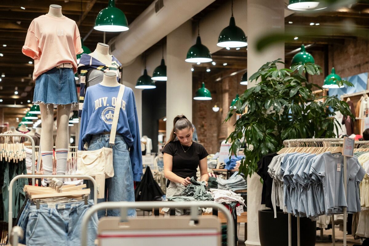 US Consumer Confidence Falls Most in Three Years on Labor Views - Bloomberg
