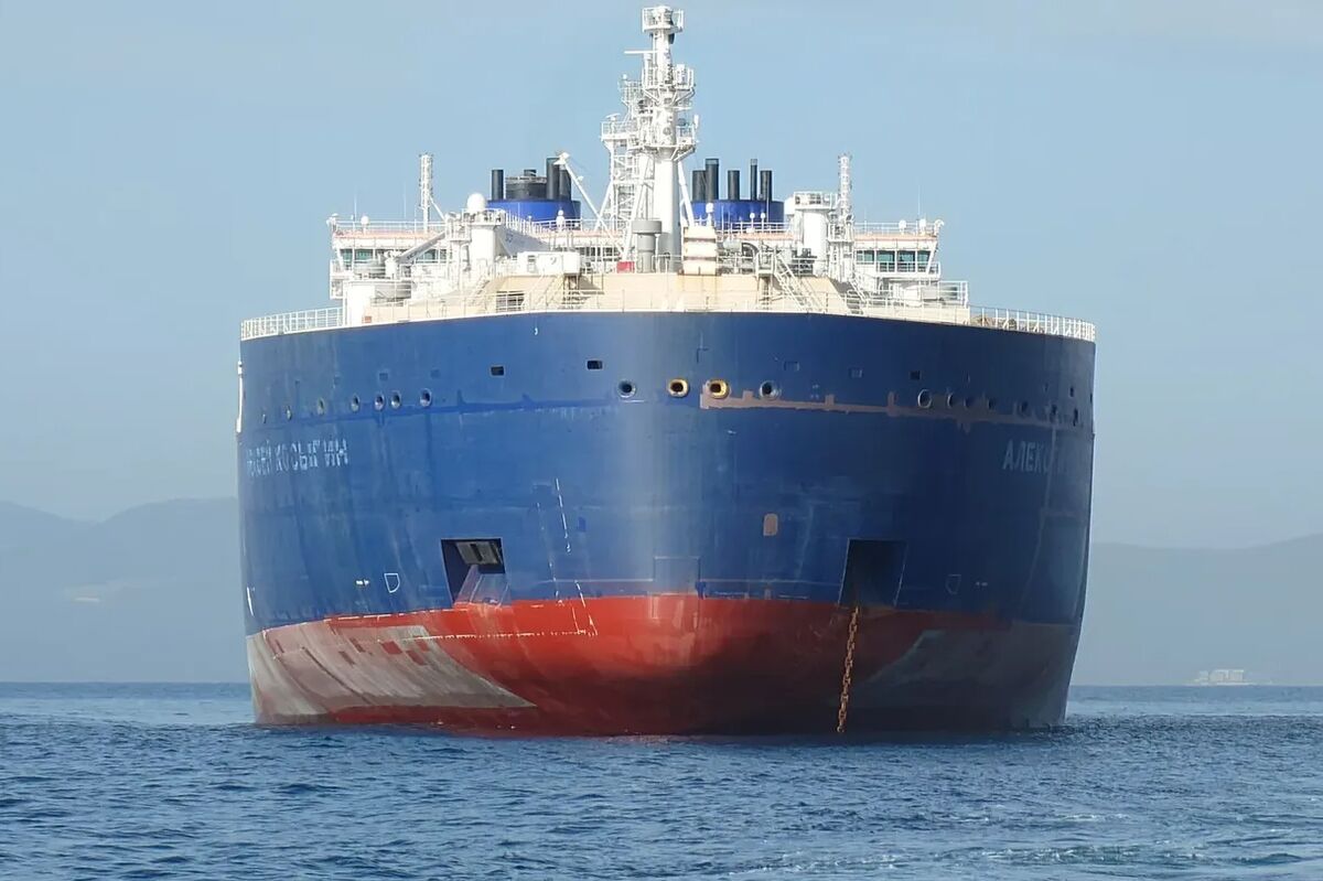 Russia Ice-Class LNG Tanker Docks at Sanctioned Arctic Plant - Bloomberg