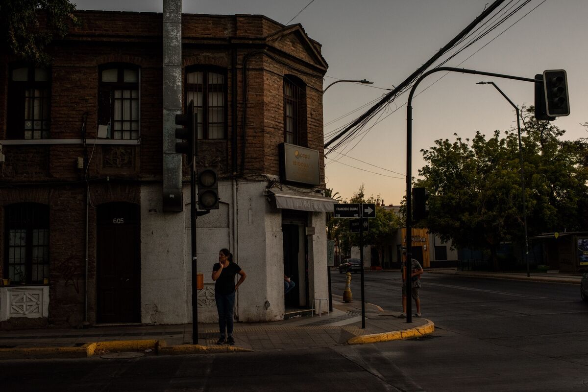 Apagón masivo en Chile no modifica nivel de aprobación de Boric - Bloomberg