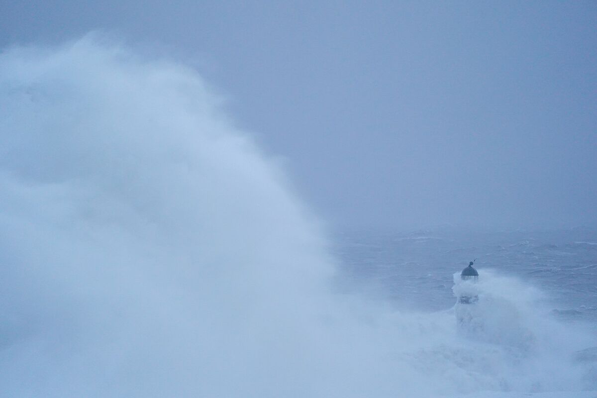 Storm Otto to Hit UK, Northwest Europe With Hurricane-Like Gusts ...