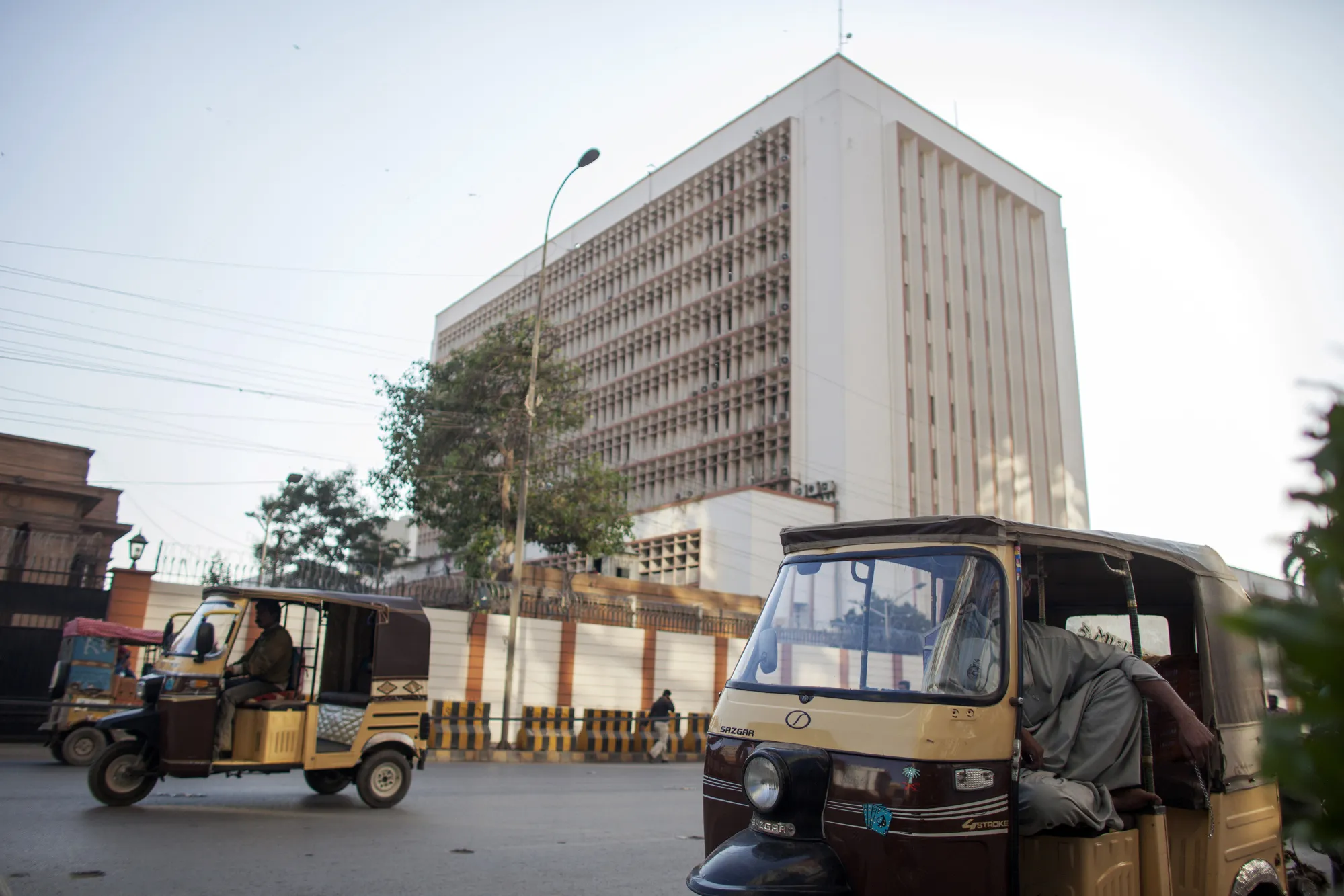 Pakistan Keeps Interest Rate Unchanged as Economy Faces Crises - Bloomberg