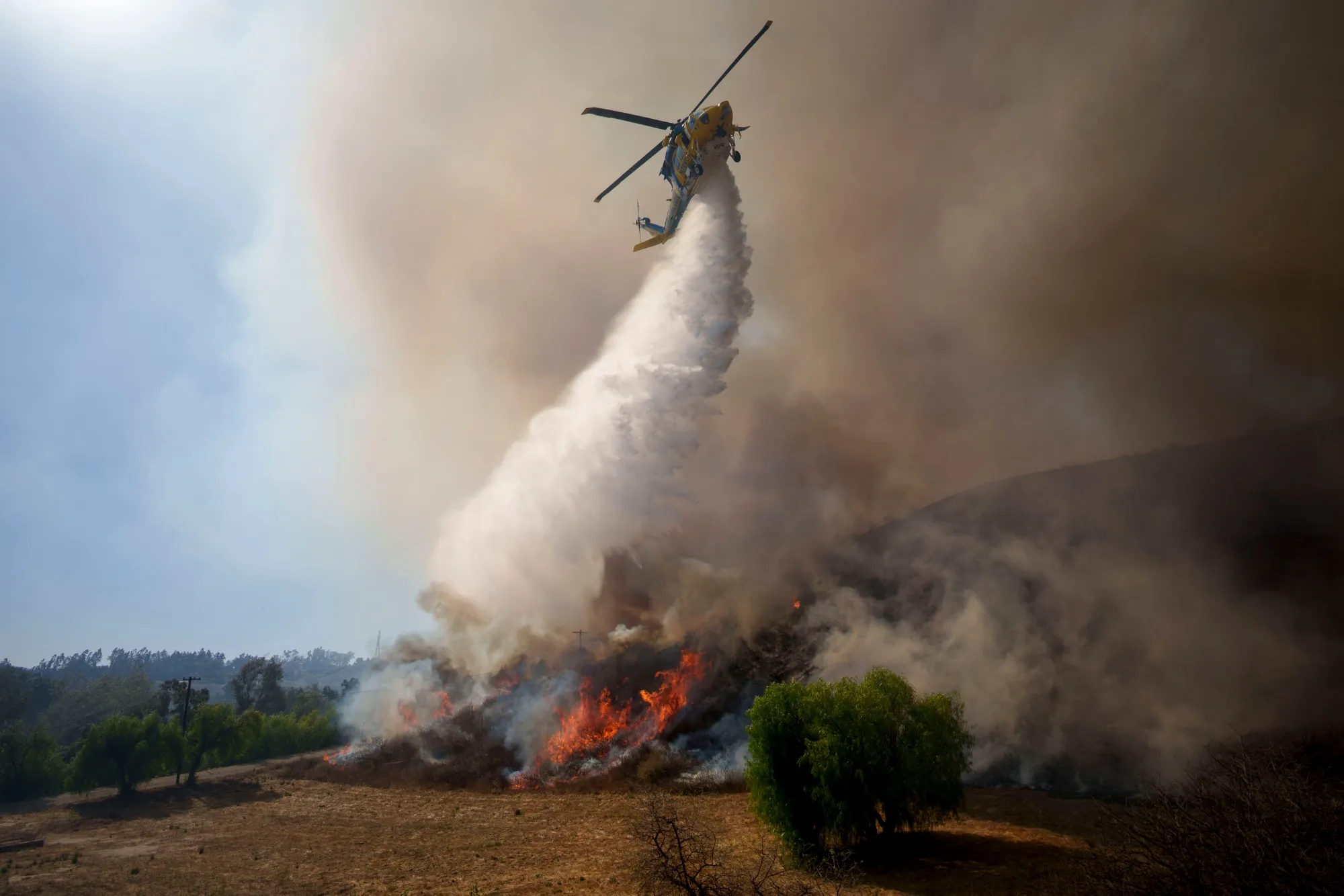 Mountain Fire: Brush Fire in Ventura County Burns Homes, Forces ...