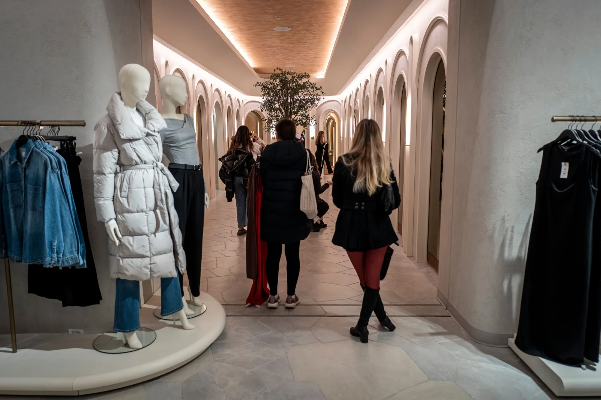 Canada Retail Sales Set to Rebound in Fourth Quarter - Bloomberg