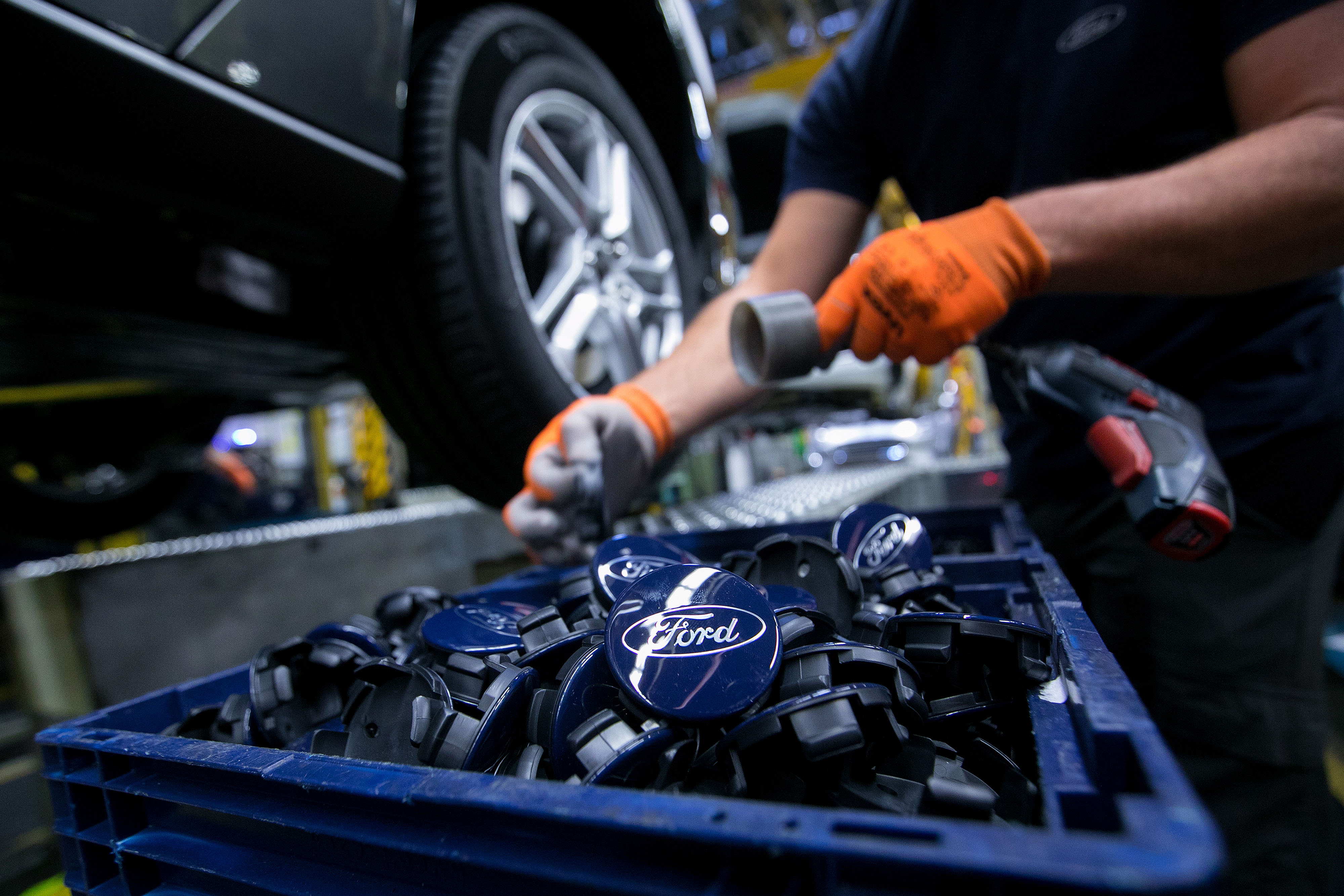 Ford (F) Narrows Annual Profit Forecast to Low End of Range - Bloomberg