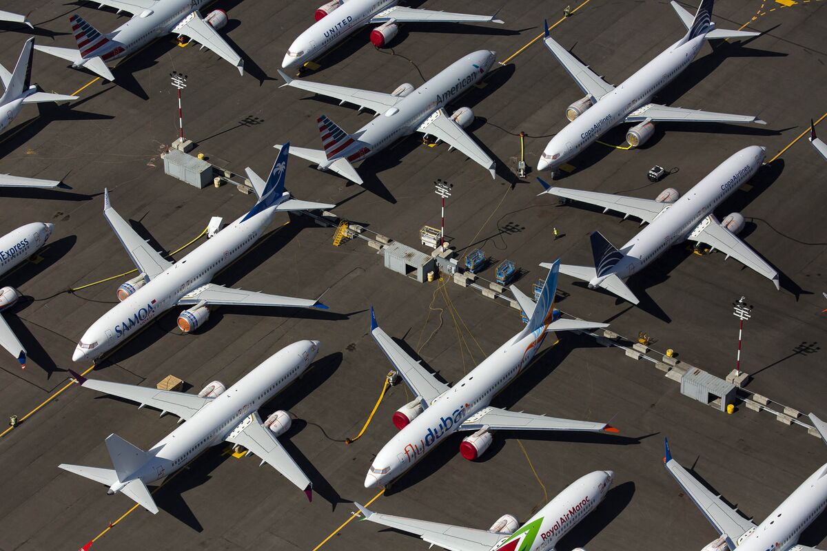 Boeing Slides as Board Weighs Halting Production of 737 Max - Bloomberg