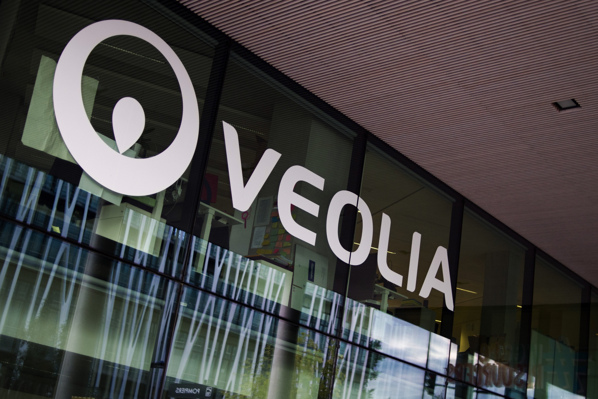 Veolia’s Hostile Bid for Suez Is Suspended by French Court - Bloomberg