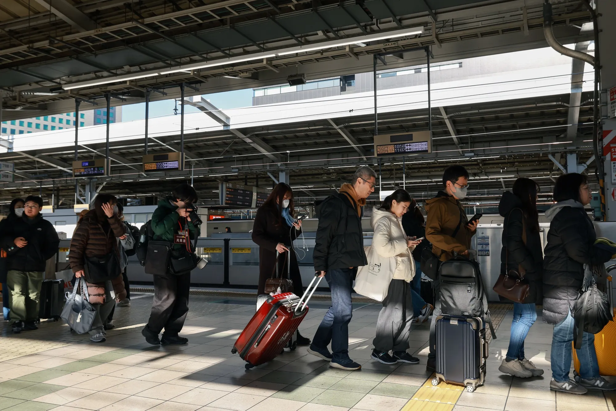 【日本市況】円上昇、「主な意見」で日銀利上げ継続意識－株式は下落 - Bloomberg