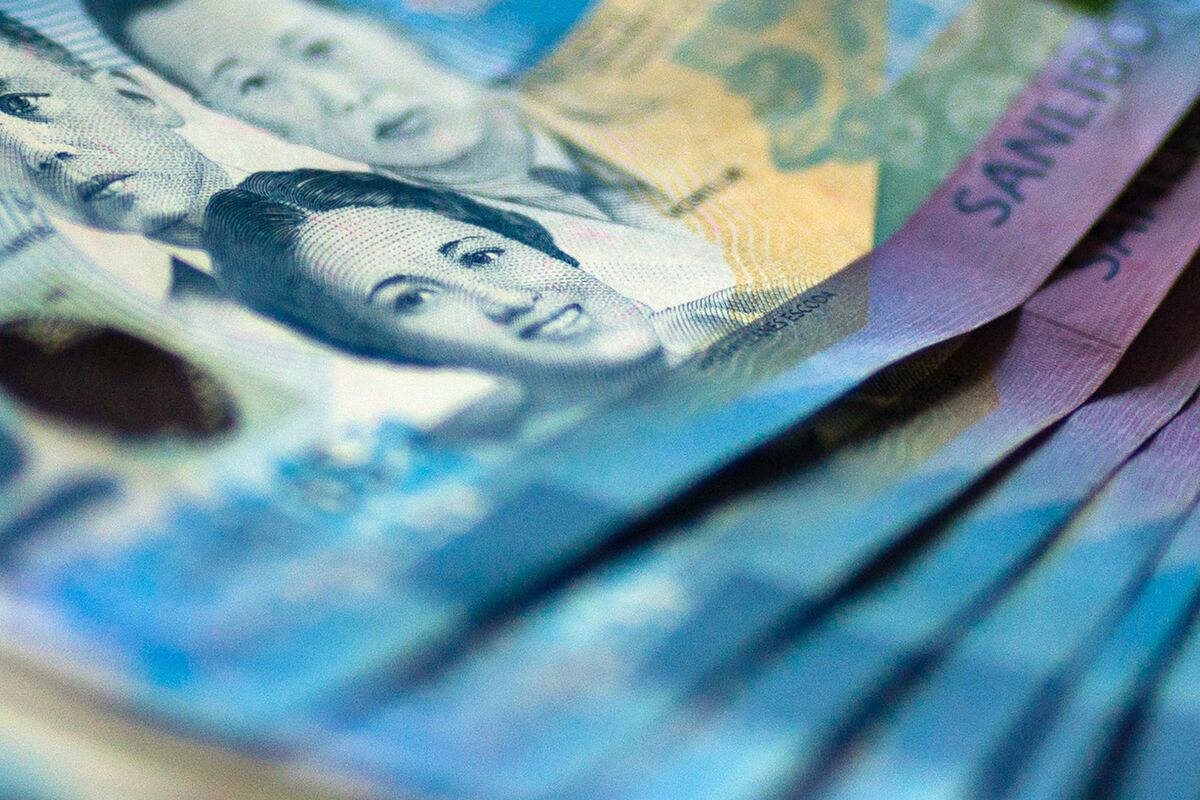 Asia s Ugly Duckling of the Year Is the Philippine Peso Bloomberg