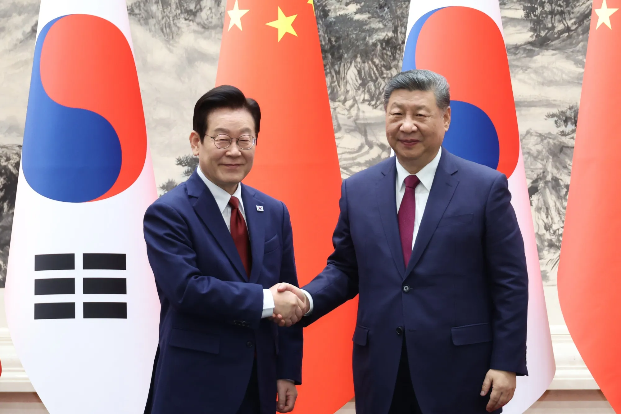 Xi, Lee Reaffirm China-Korea Ties at Second Summit in Two Months ...