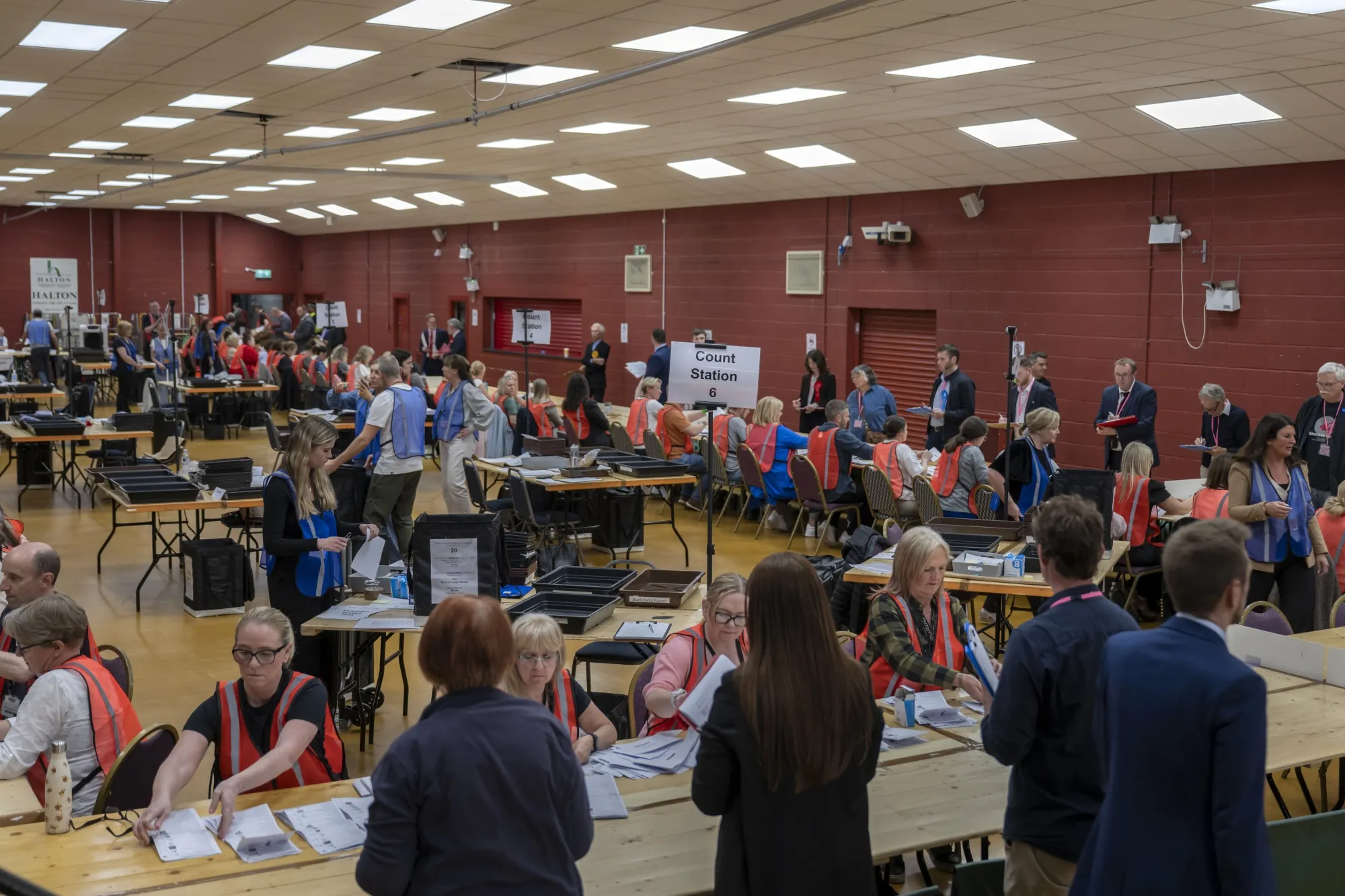 Runcorn By-Election on a Knife-Edge as Recount Takes Place - Bloomberg