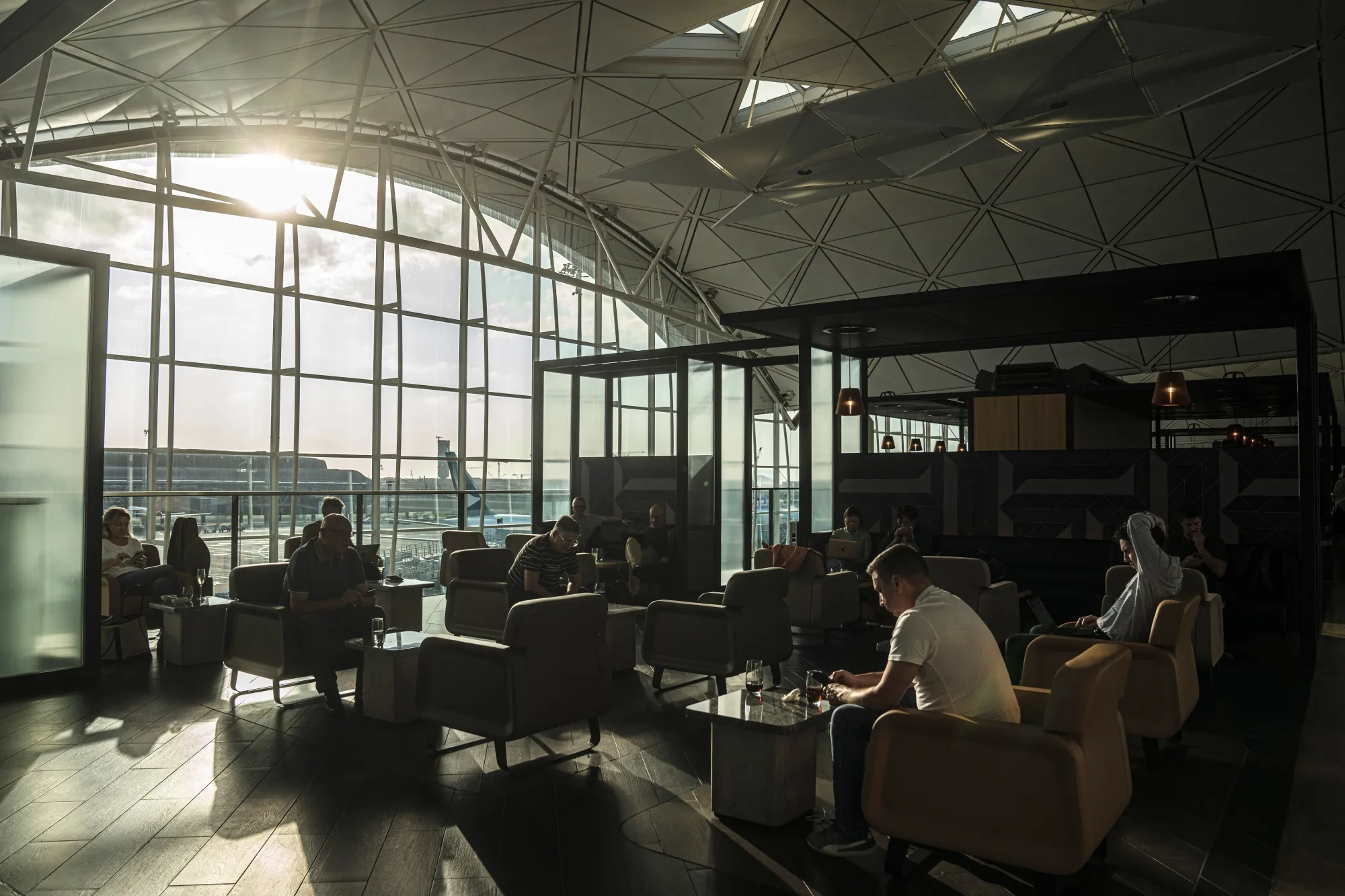 Hong Kong Still Targeting 2024 Completion for Airport Expansion - Bloomberg