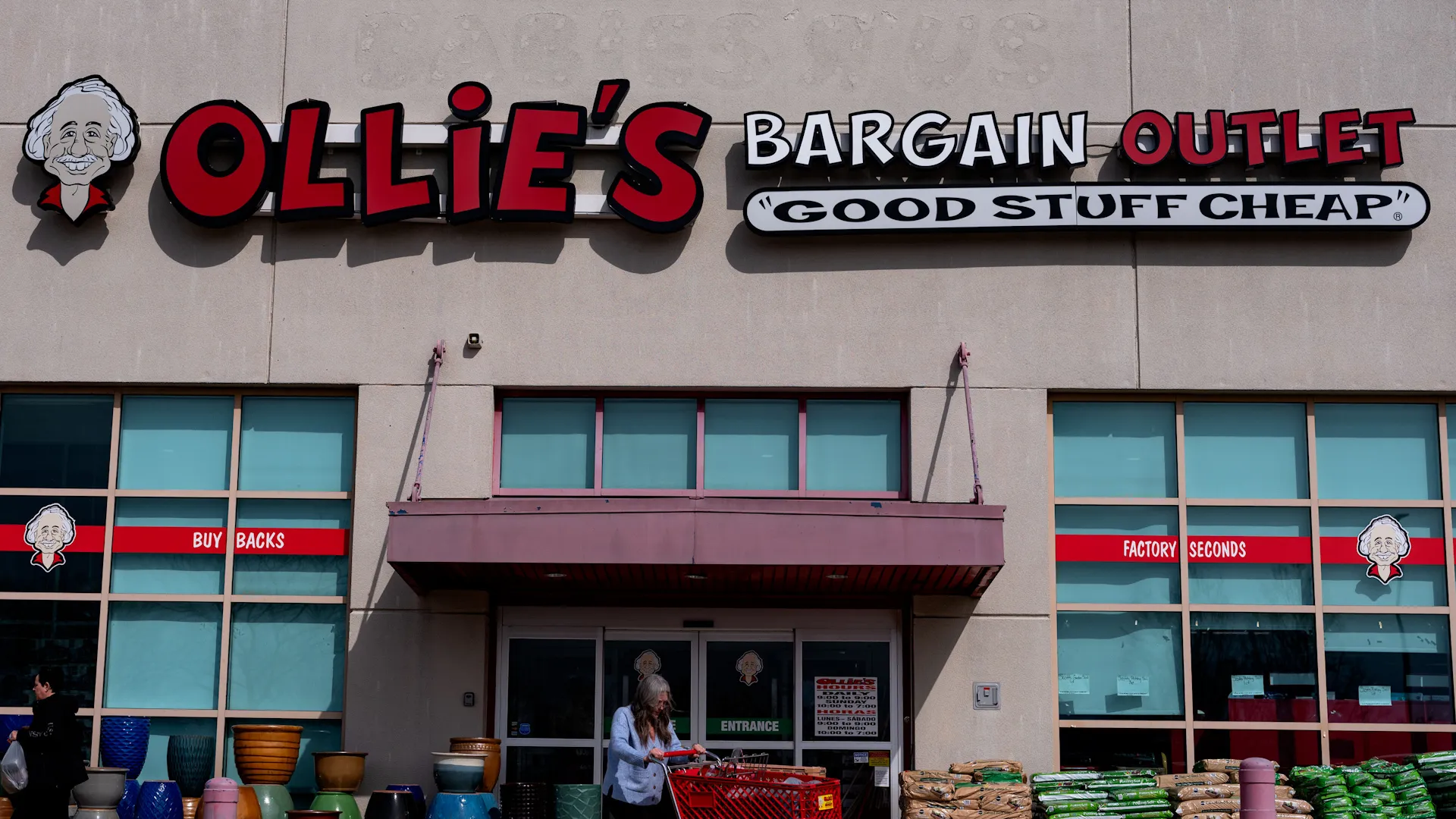 Watch Shoppers Trading Down, Says Ollie’s CEO - Bloomberg