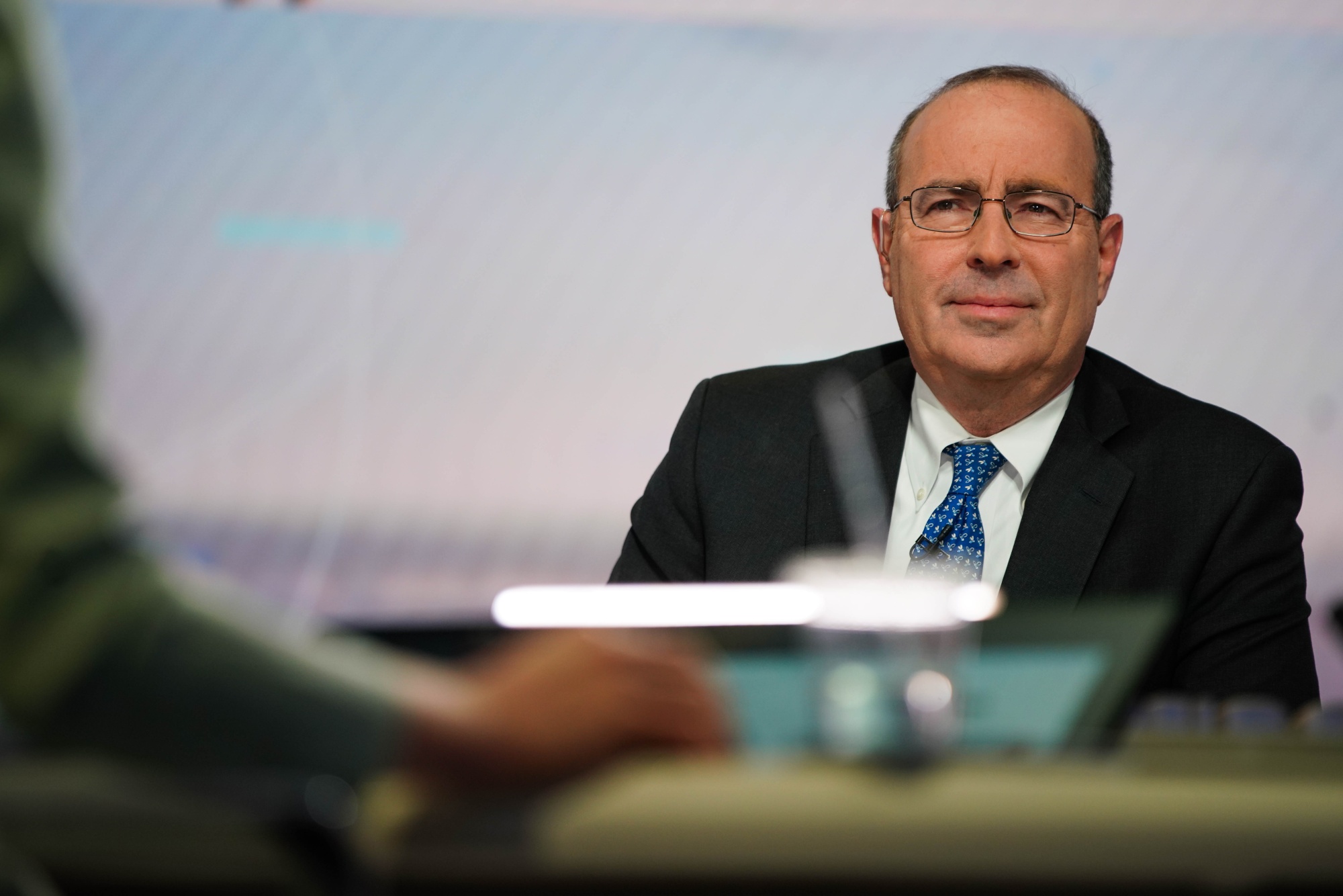 Barkin dice Fed tiene tiempo para ser paciente sobre recortes - Bloomberg