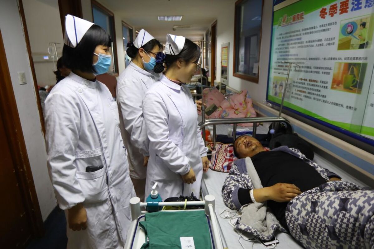 China Steps Up Health-Care Spending Just in Time - Bloomberg