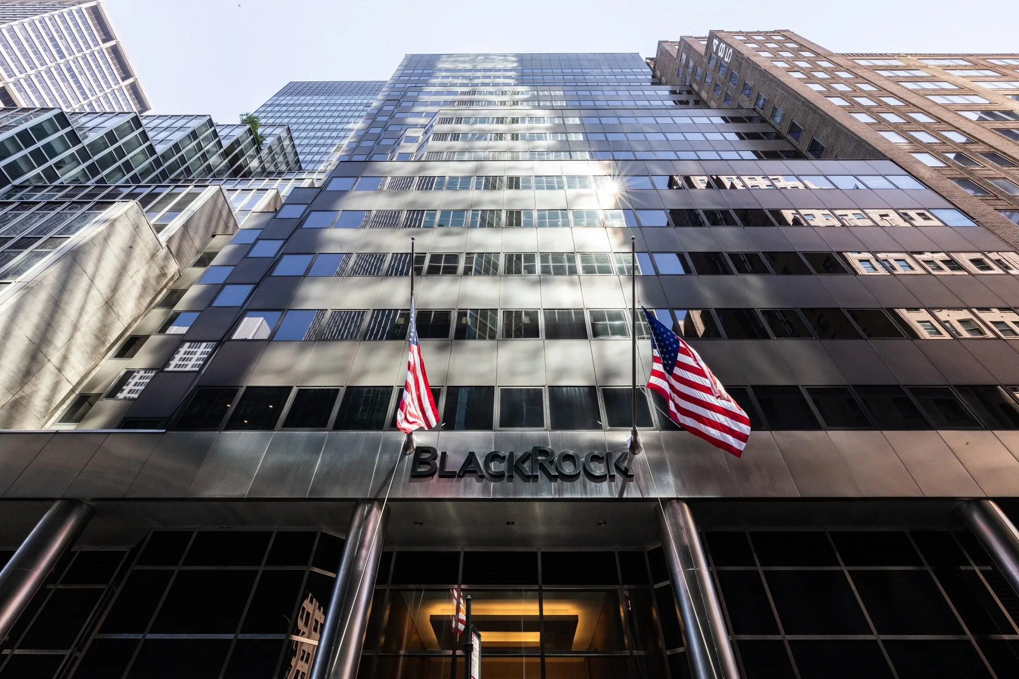 BlackRock Selling Stakes in Sanctioned Chinese Mobile Firms - Bloomberg