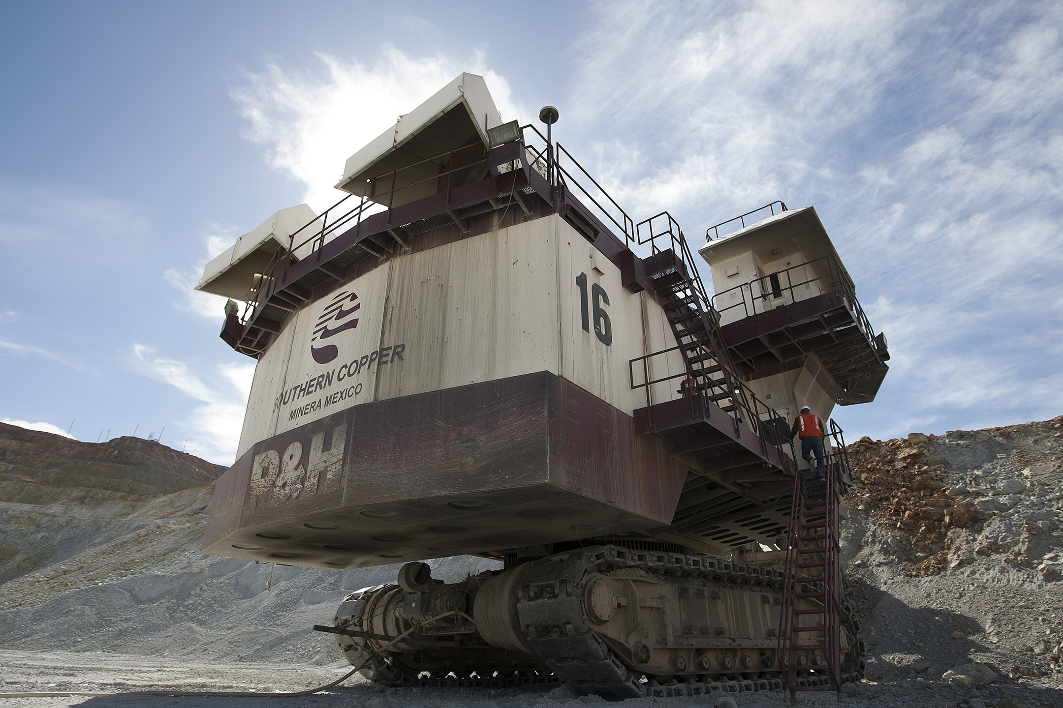 Billionaire Copper King Is Rewarding Bondholders - Bloomberg