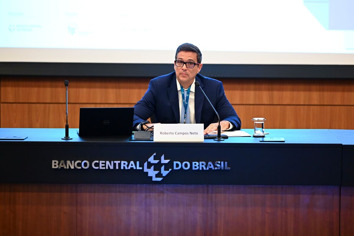 Brazil Analysts Raise Interest Rate Forecasts - Bloomberg