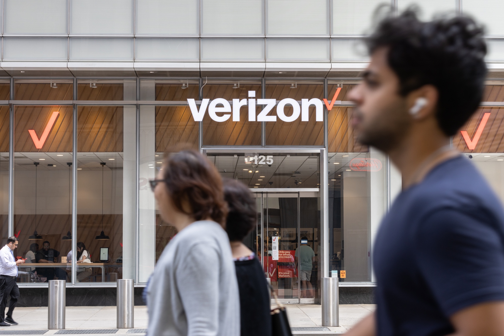 Verizon (VZ) Reports Profit Beat and Boost in Wireless Subscribers ...