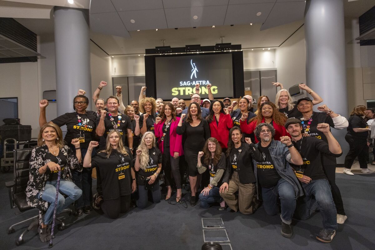 SAG Strike Latest: Union Board Signs Off on Three-Year Deal - Bloomberg