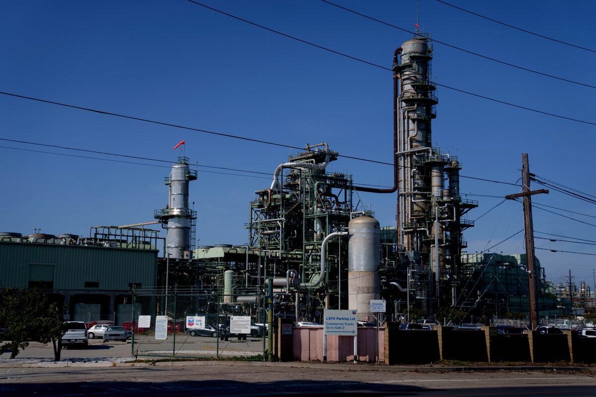 Chevron Cuts Buybacks After Oil Price Drop as Exxon Sits Tight (XOM ...