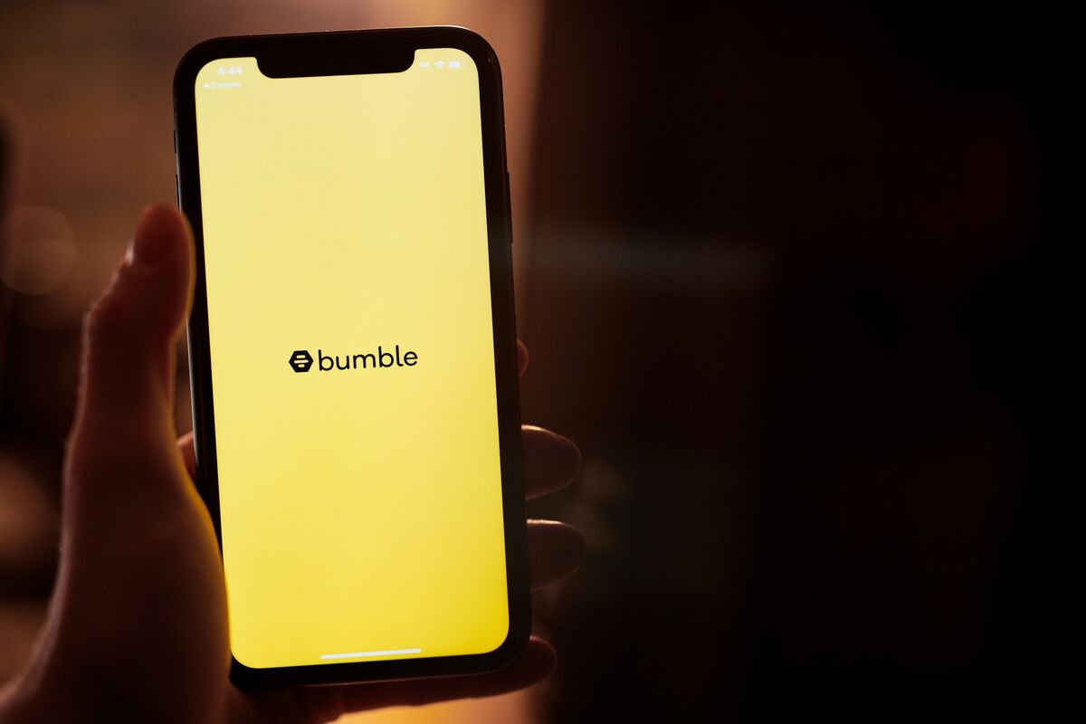 Bumble Announces 30% Job Cuts as It Raises Quarterly Outlook - Bloomberg