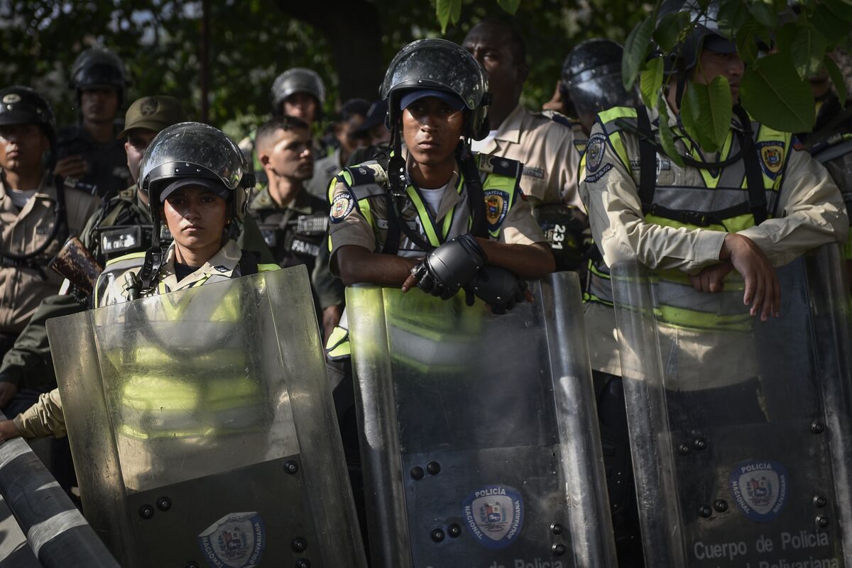 Venezuelan Police Get $3 Bonus - Bloomberg